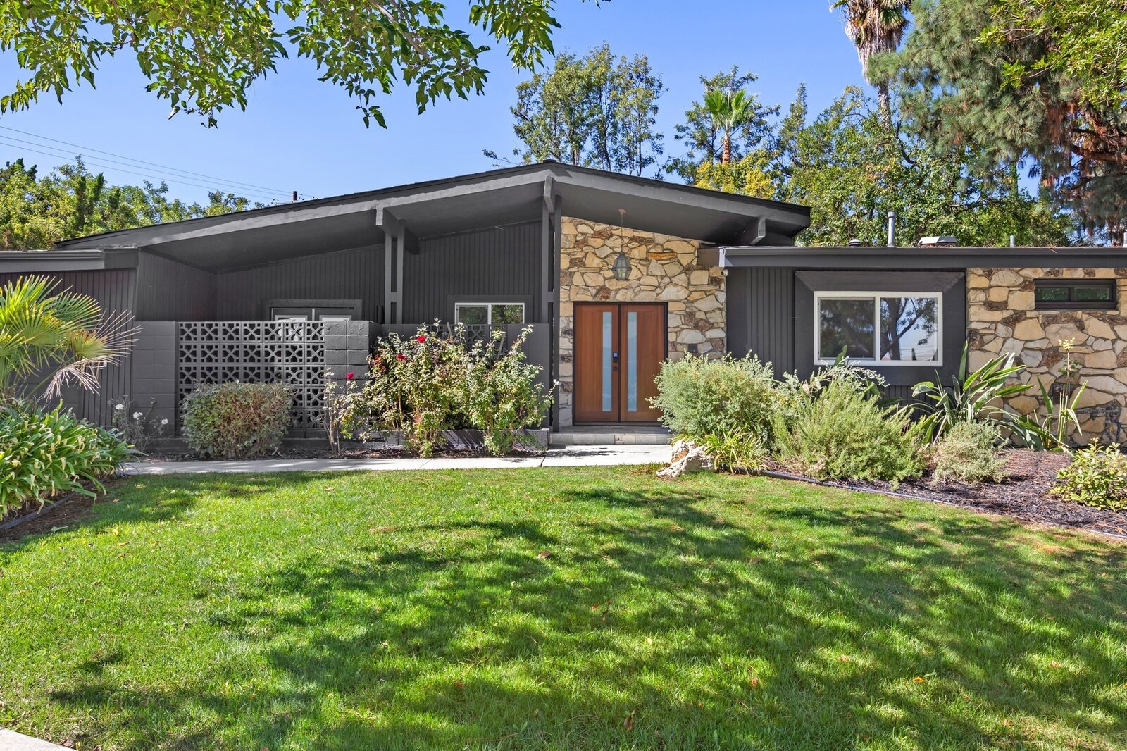 Walls of Walnut Await in This $2.5M Charles Du Bois Midcentury - Dwell