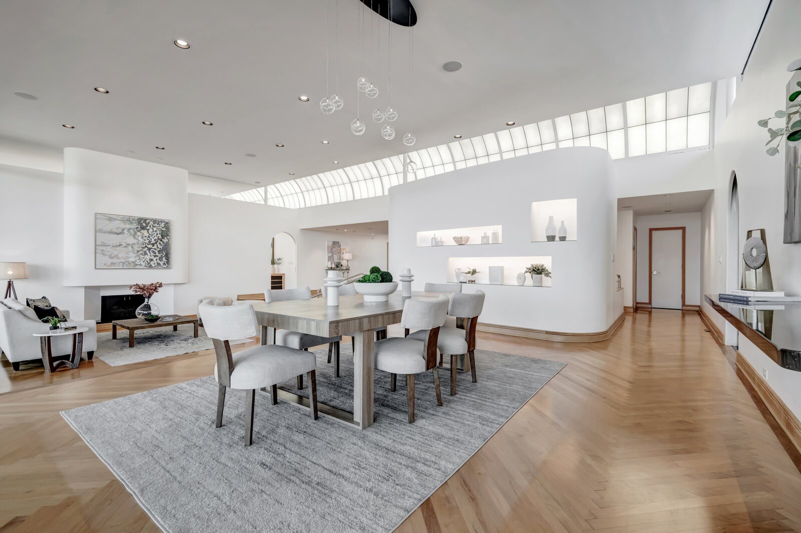 Photo 3 of 10 in The Home of “Batman” Building Architect Earl Swensson ...