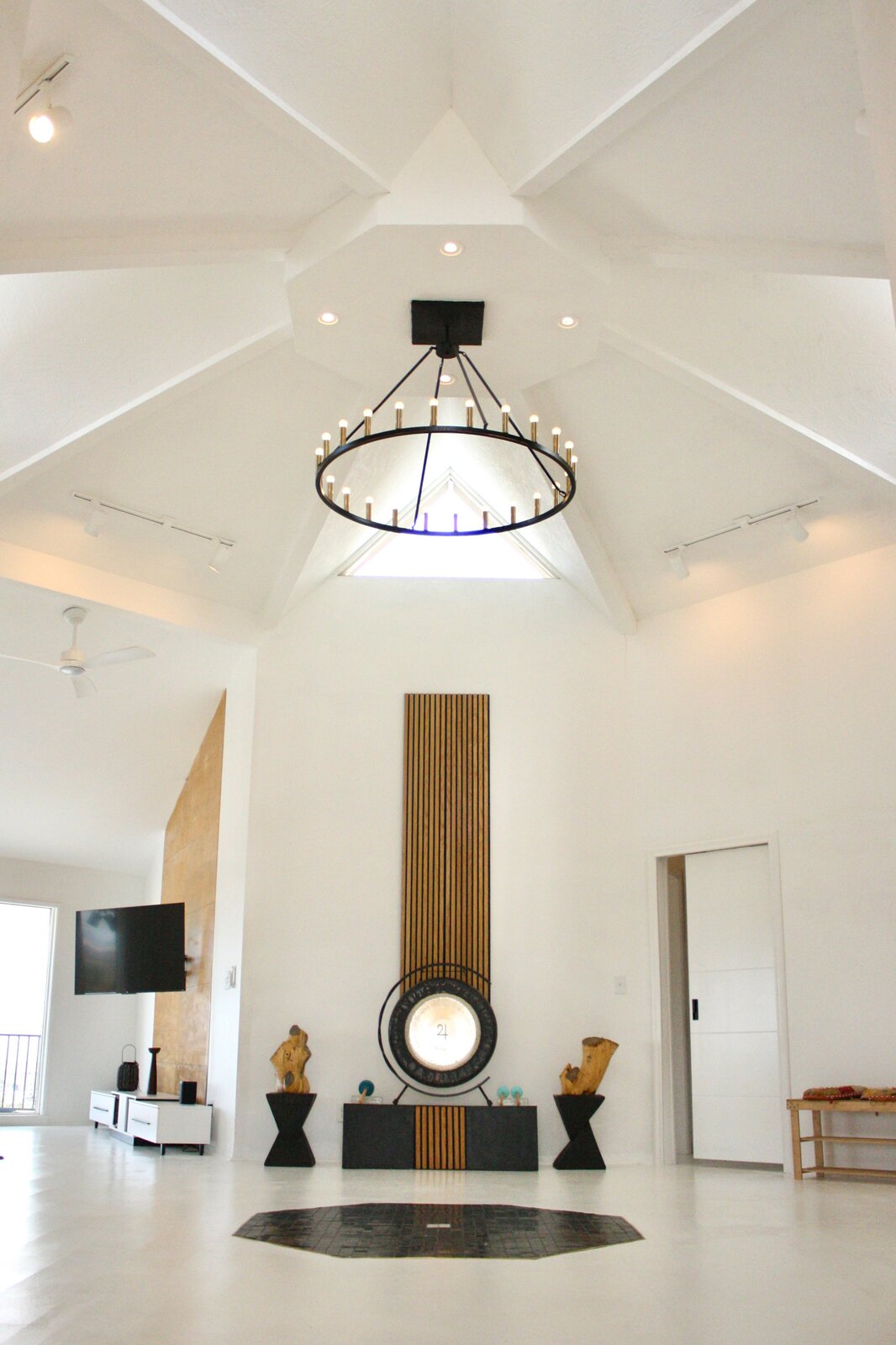 Photo 3 of 6 in How I Turned an Octagonal Joshua Tree House Into a ...