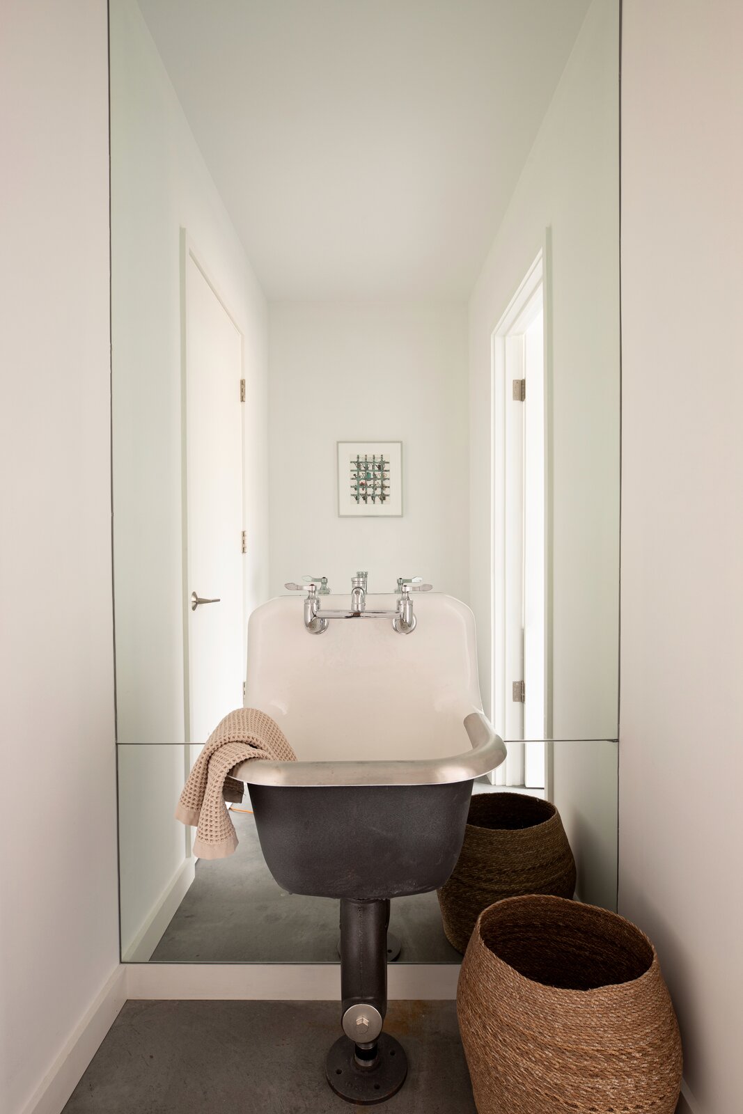 Photo 5 of 10 in In Upstate New York, a Crisp, Cuboid Home Seeks $2.9M ...