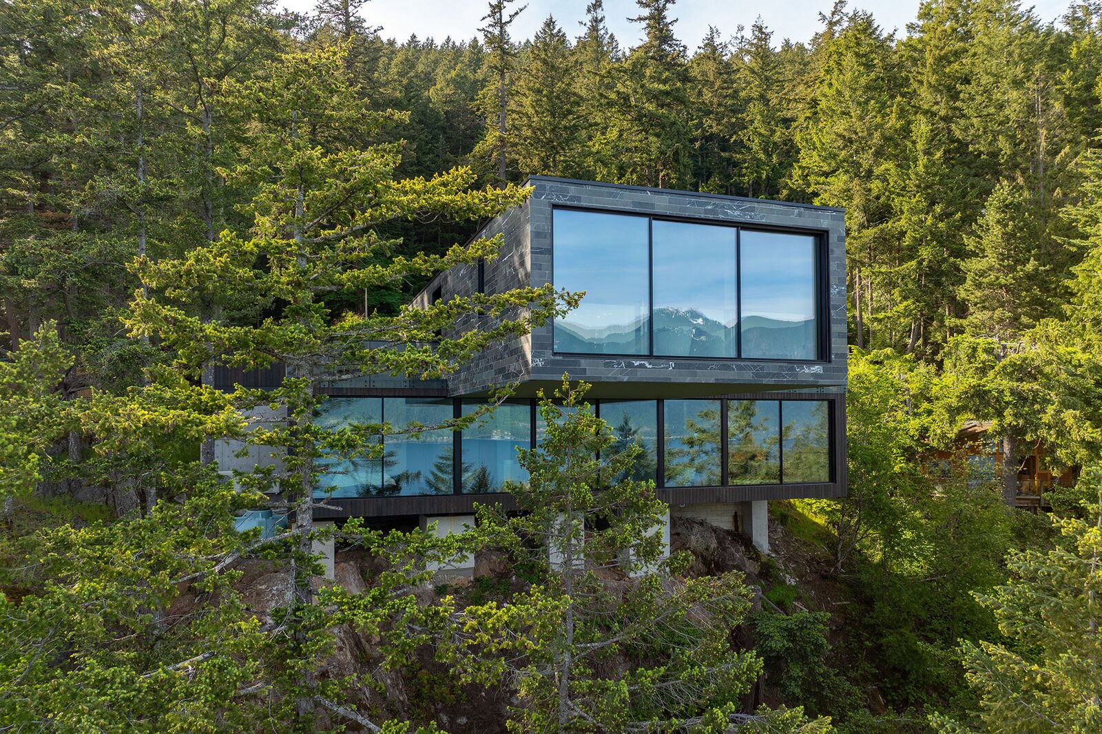 Photo 10 of 11 in Want to Live on the Edge? This $3.3M Home Is Perched ...