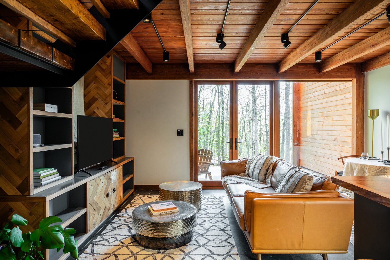 Photo 4 of 9 in In the Catskills, a Contemporary Cabin Clad in Black ...