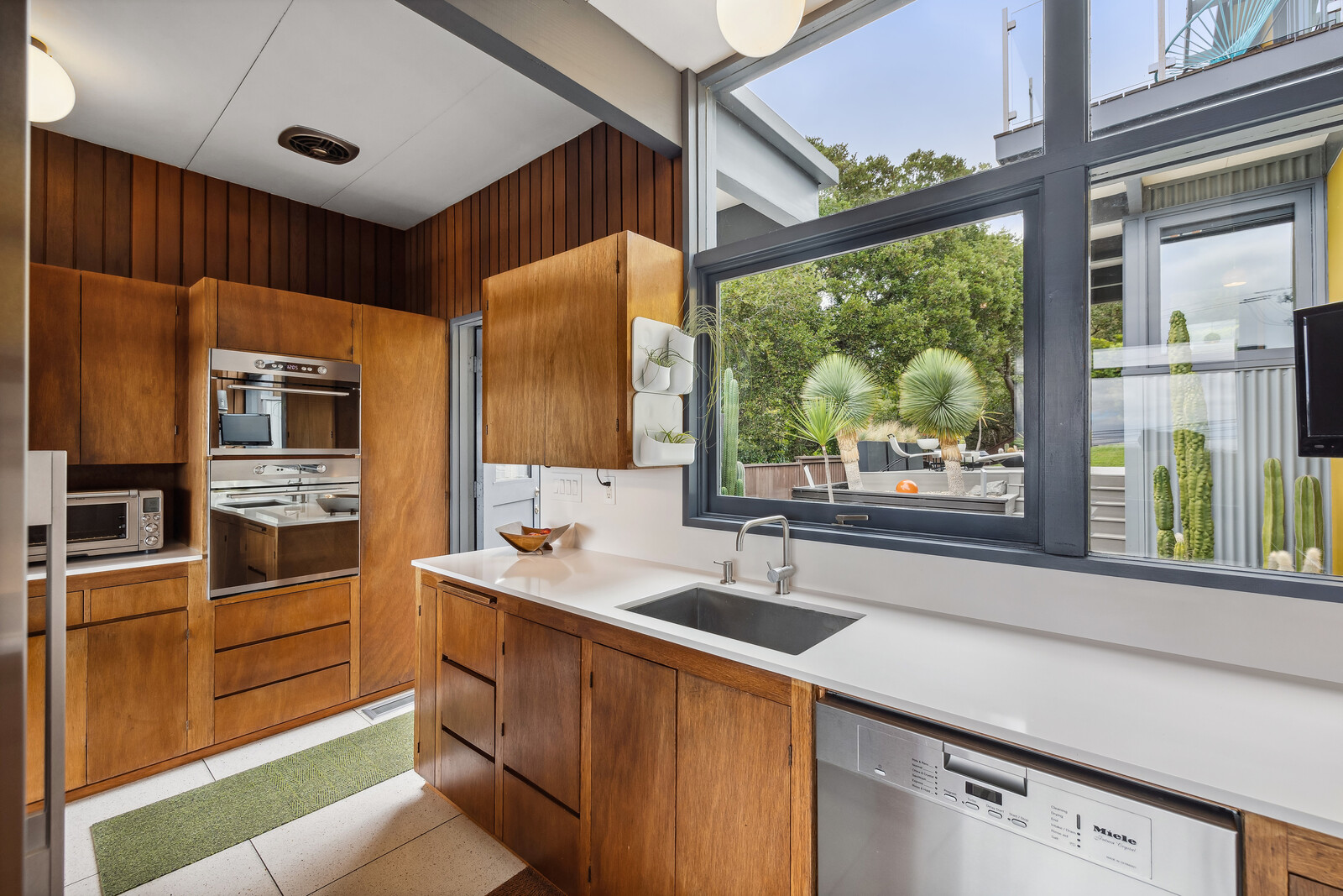 Photo 6 of 11 in Walls of Glass Frame Bay Views in This $1.8M Oakland ...