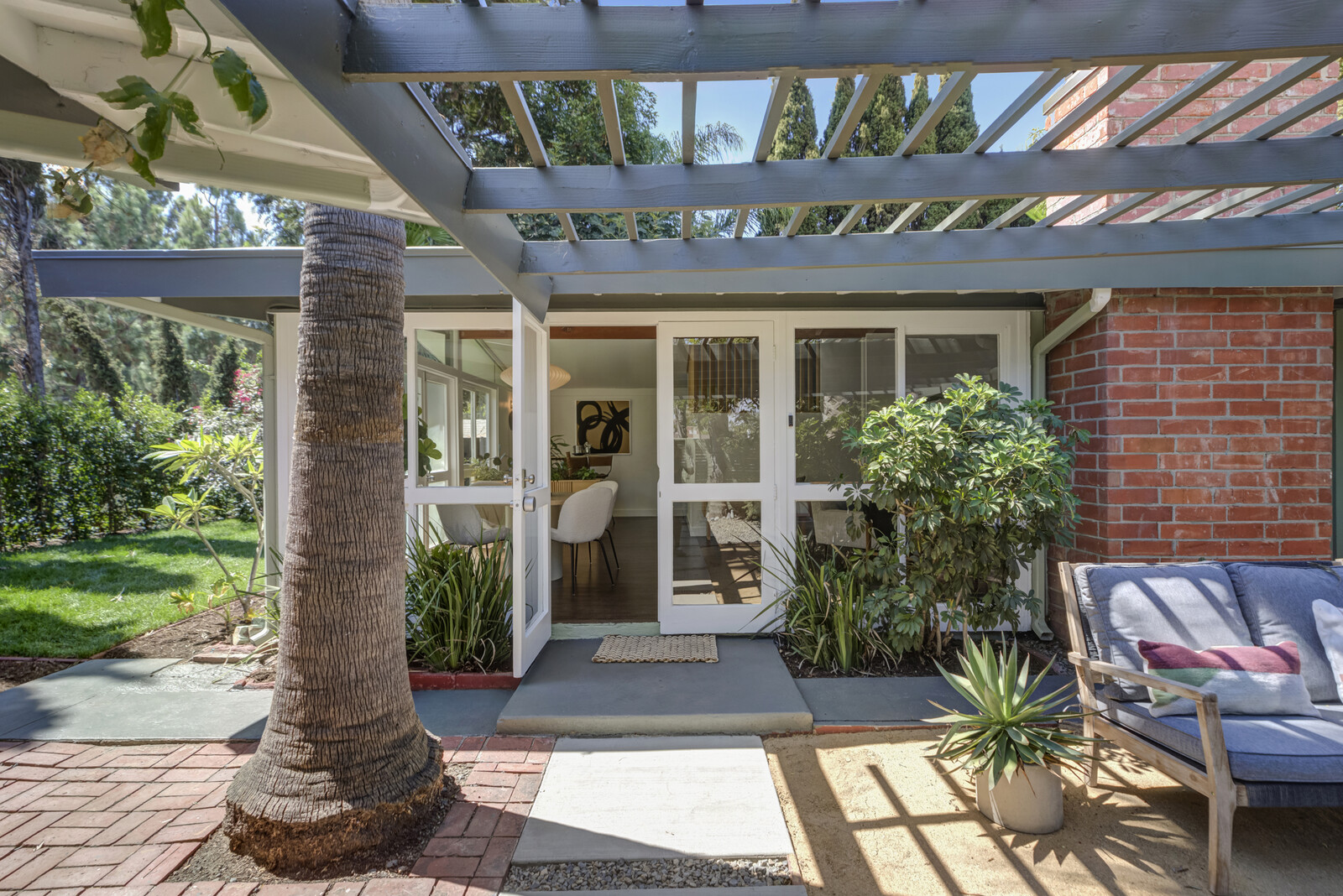 Photo 2 of 11 in This $899K Home by the “Father of the Ranch House” Is ...