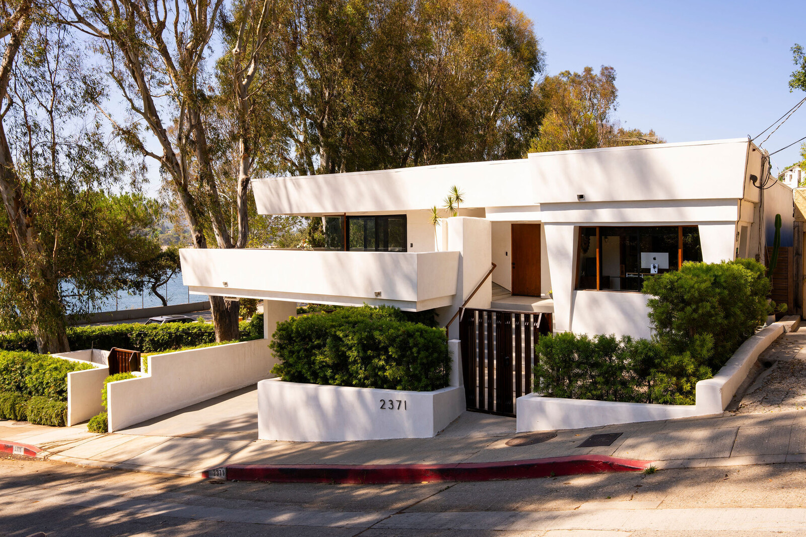 Photo 2 of 11 in This $2.5M L.A. Home Was Revamped by Frank Lloyd Wright’s Grandson - Dwell