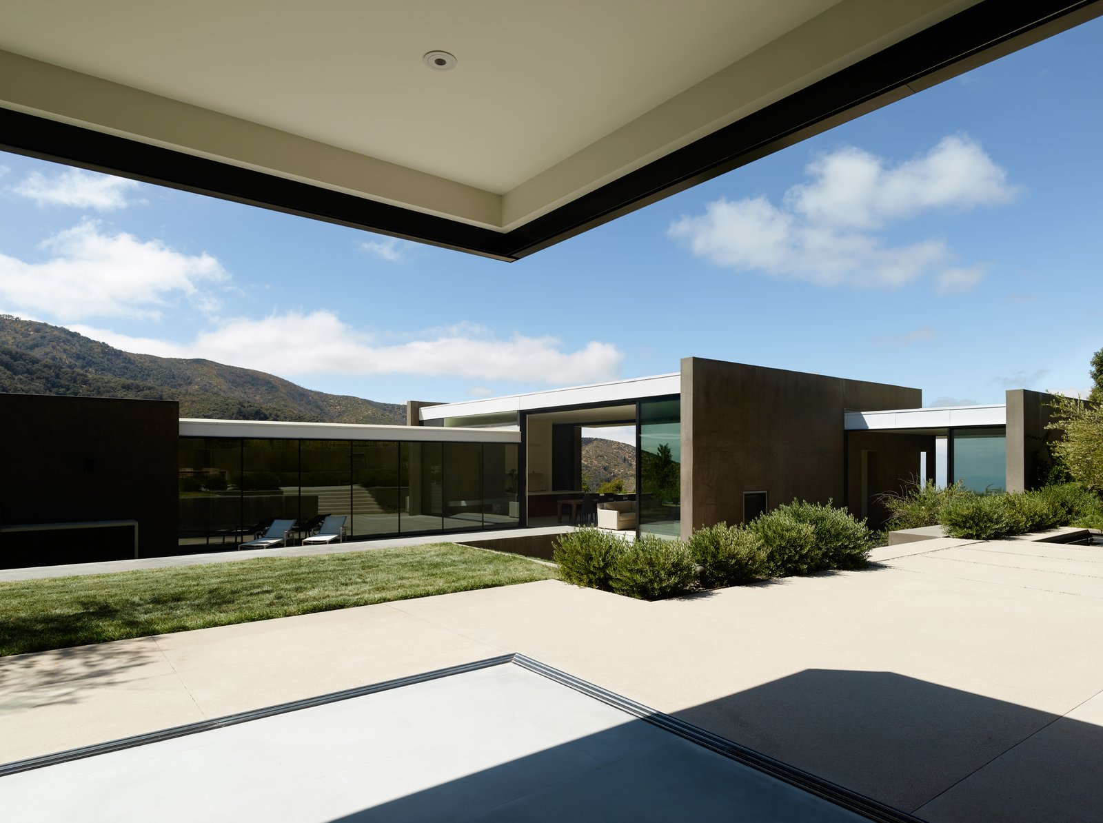 Photo 5 of 6 in A Glass-and-Stucco Retreat Outside Los Angeles Stands ...