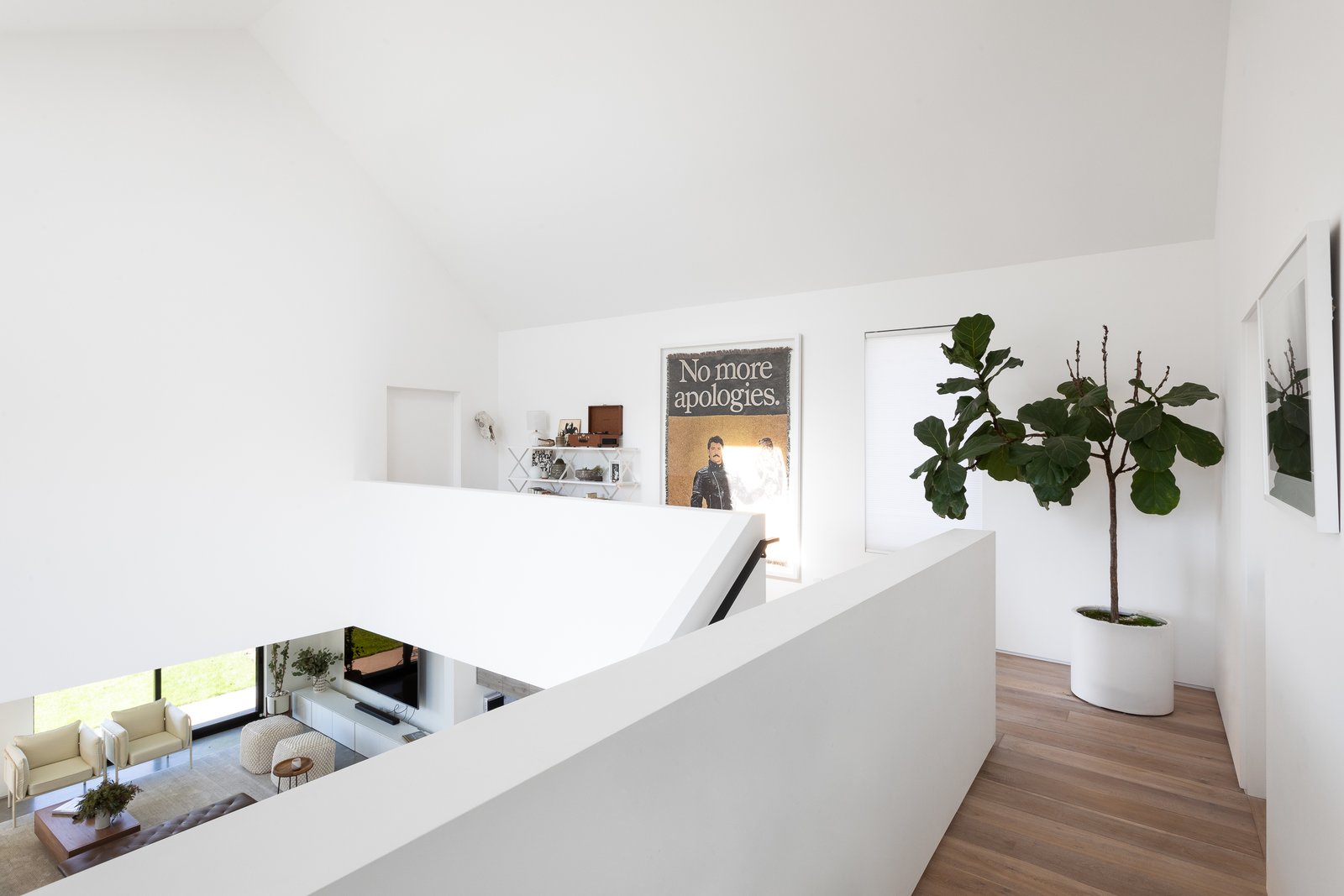 Photo 4 of 8 in A Barn-Style L.A. Home Keeps it Cool With a Crisp ...