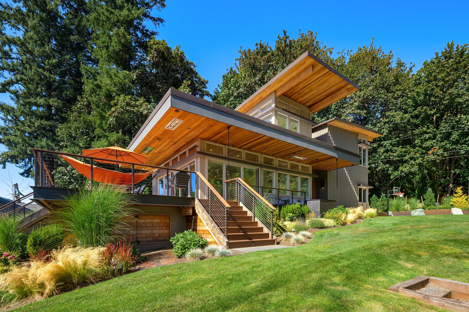 Photo 6 of 9 in Midcentury-Style Butterfly Roofs Top Off These Luxe ...