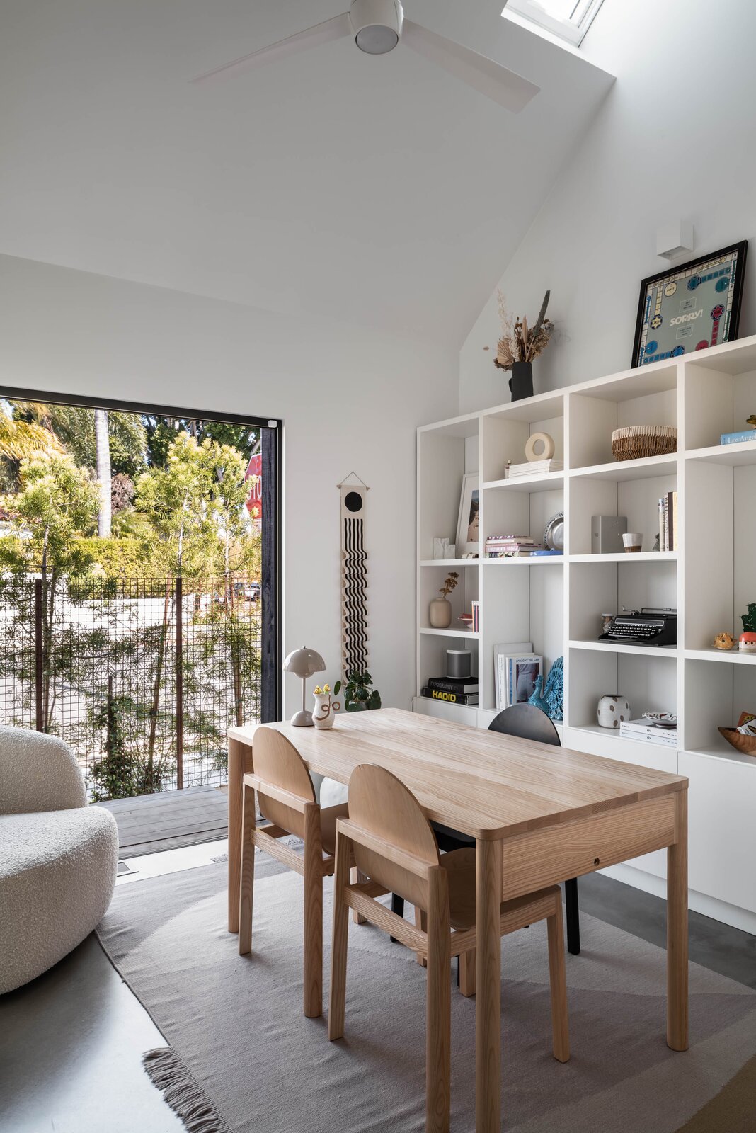 Photo 12 of 16 in Black Gables Give a Filmmaker’s Venice Beach Home a ...