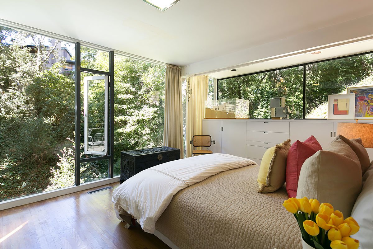 Photo 17 of 21 in An Amazing Tree-Covered Glass House For Sale in the ...