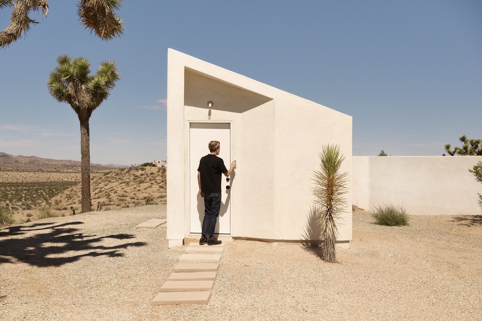 Photo 9 of 10 in This Desert Retreat Finds Harmony With Its Striking ...