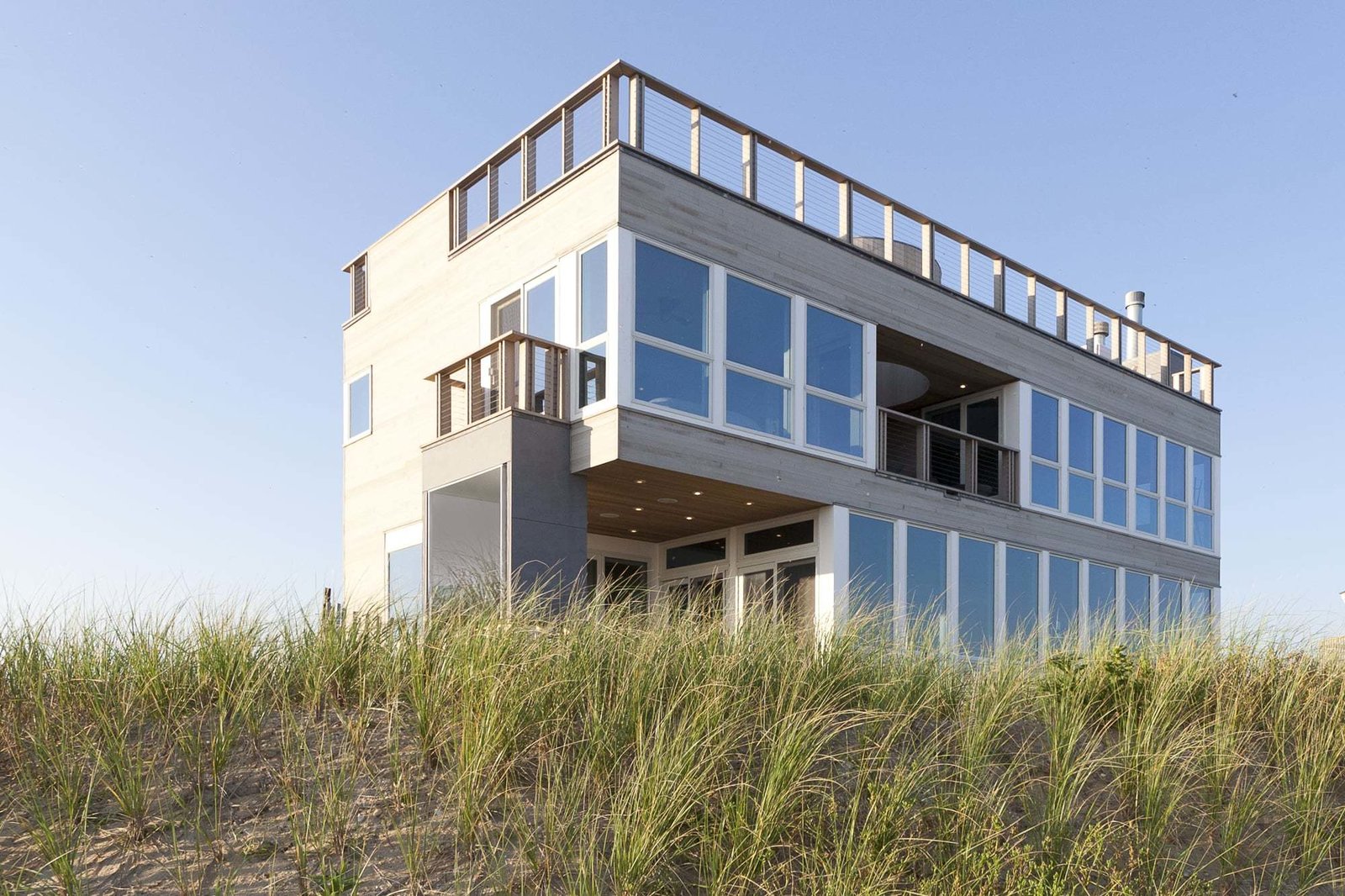 Photo 4 of 18 in Dune Road Beach House by Resolution: 4 Architecture ...