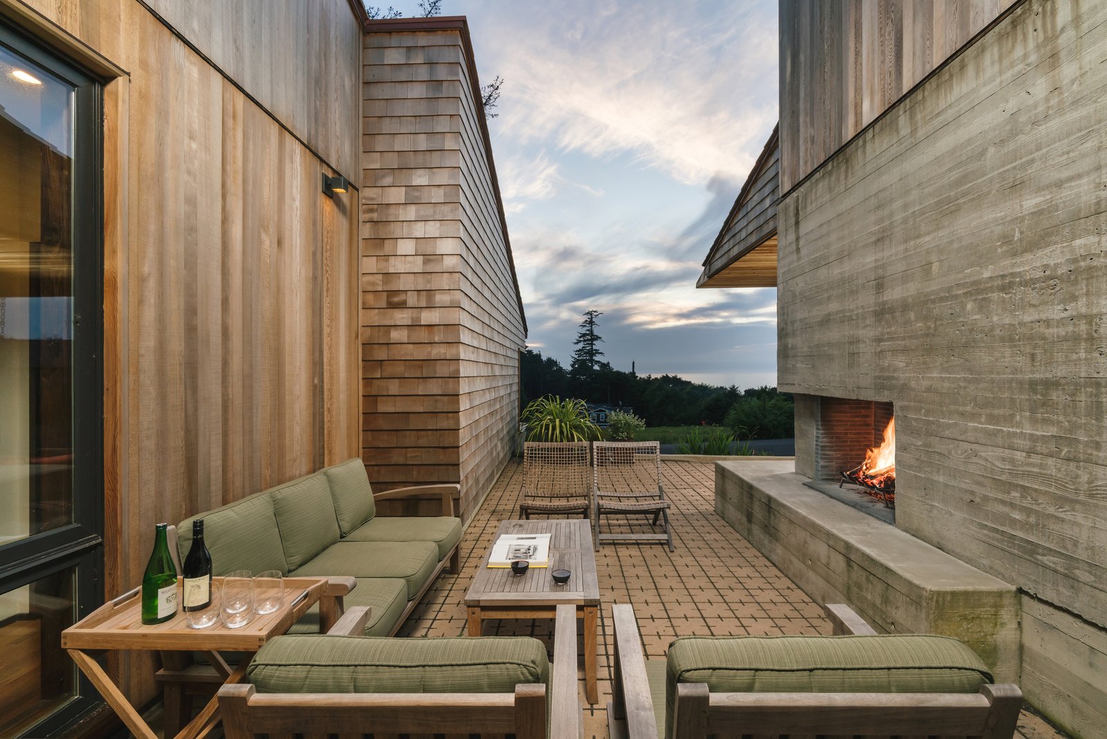 Photo 3 of 8 in A Shingle-Clad Home on the Oregon Coast Wraps Around a ...