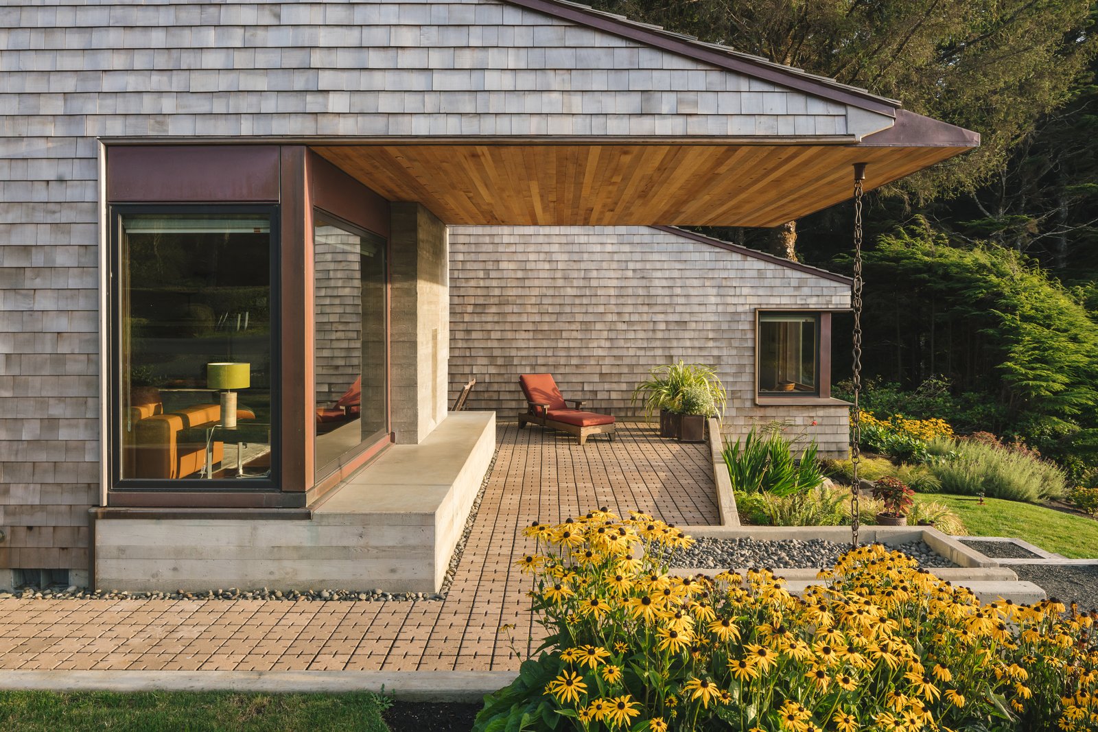 Photo 5 of 8 in A Shingle-Clad Home on the Oregon Coast Wraps Around a ...