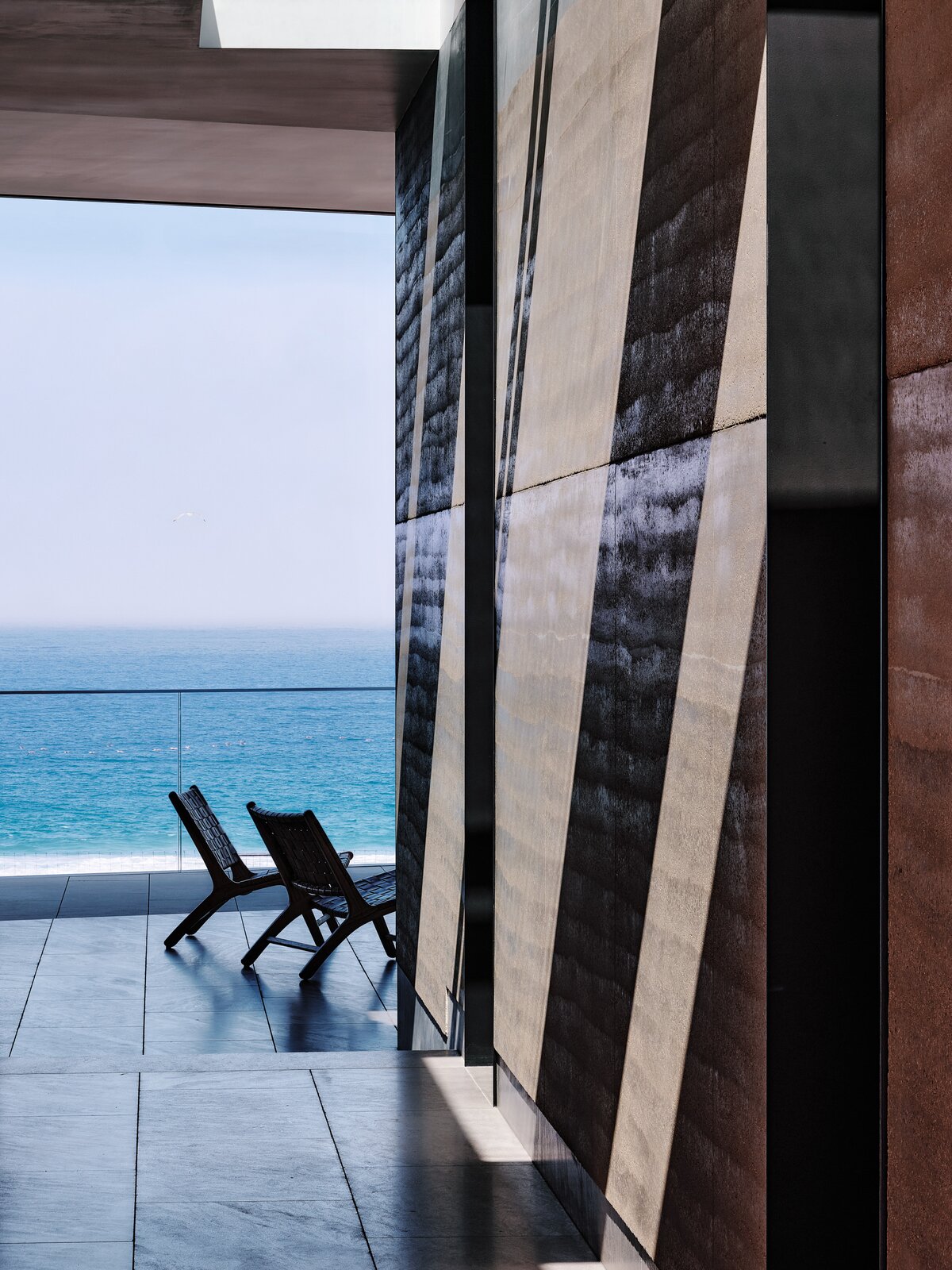 Photo 3 of 13 in A California Retreat Has Walls Made Out of the Beach ...