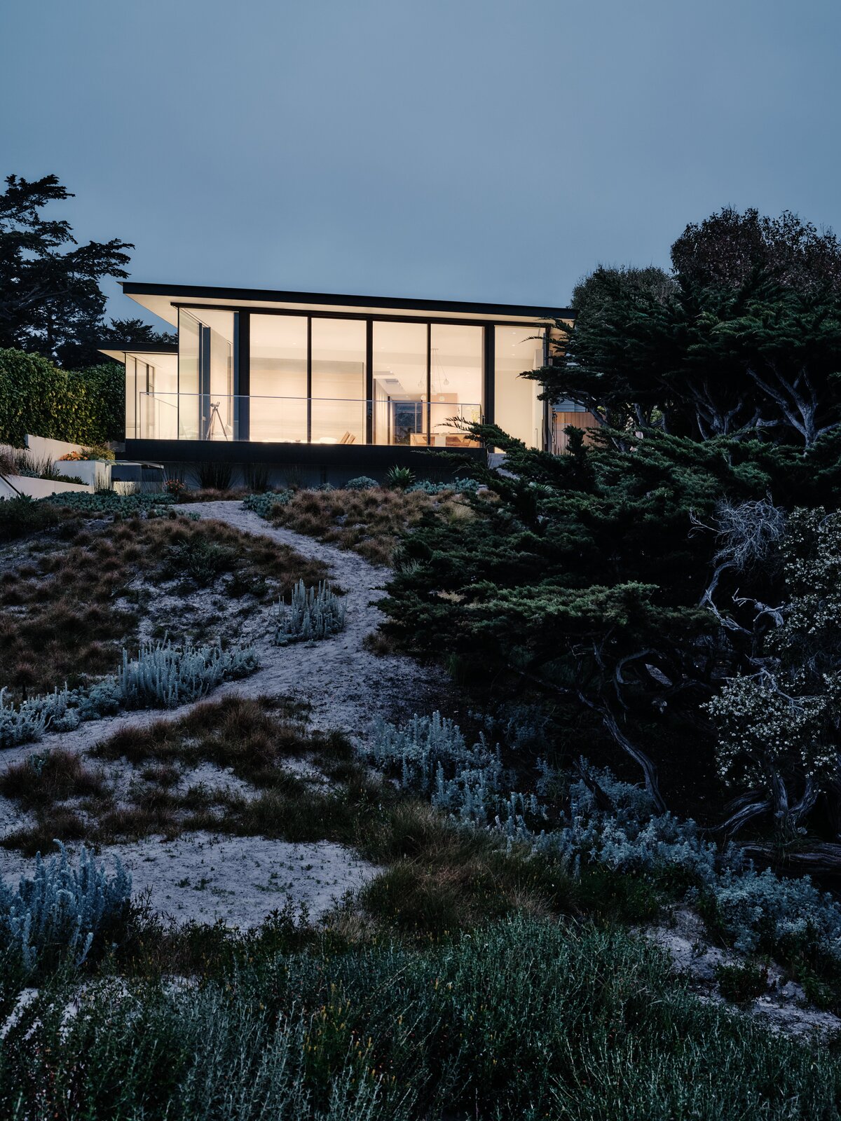Photo 4 of 13 in A California Retreat Has Walls Made Out of the Beach ...