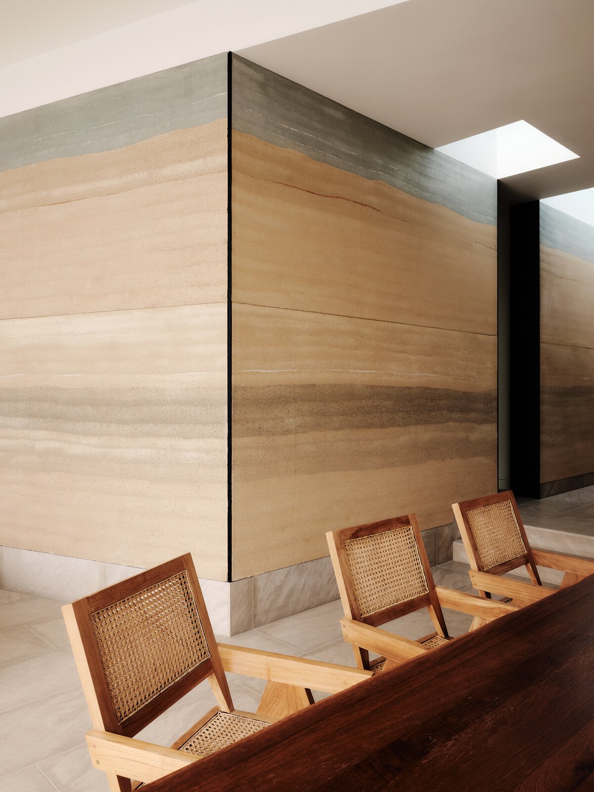 Photo 7 of 13 in A California Retreat Has Walls Made Out of the Beach ...