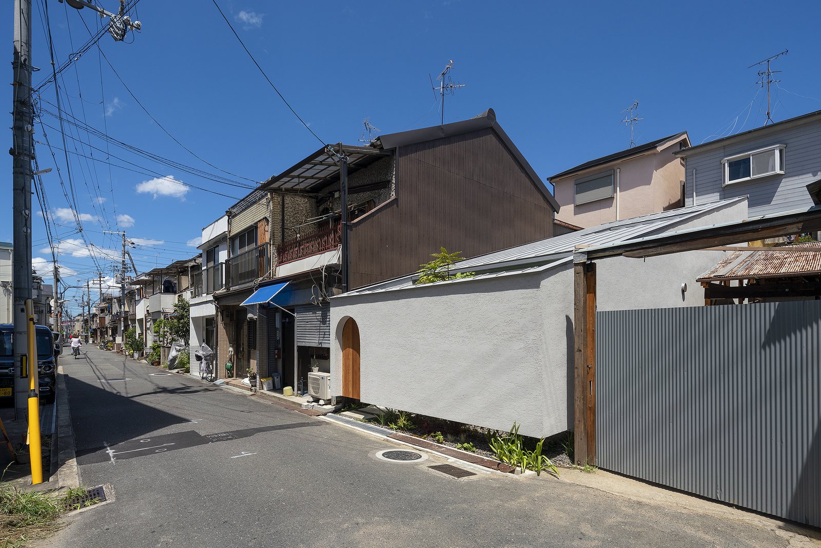 Photo 11 of 11 in A Compact House in Japan Is Defined by Dynamic Arches ...
