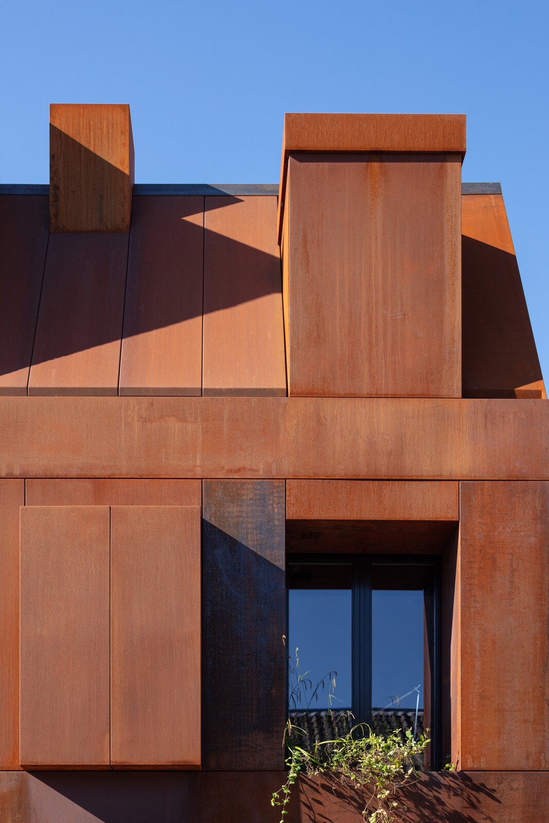 Photo 3 of 9 in A Cor-Ten Steel Home Rocks Heavy Metal Vibes in the ...