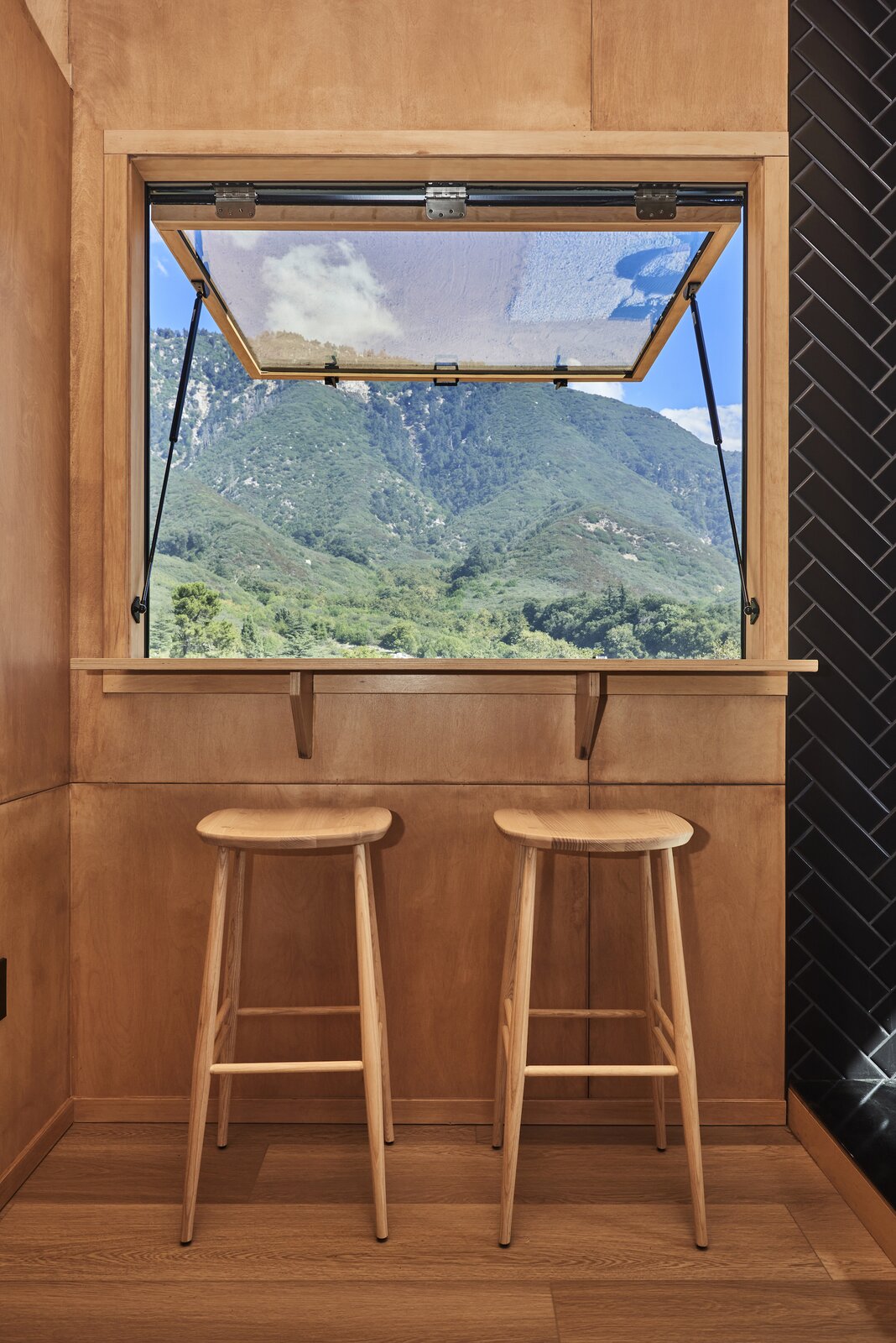 Photo 7 of 11 in This Tiny Cabin Takes Remote Work to a Whole New Level ...