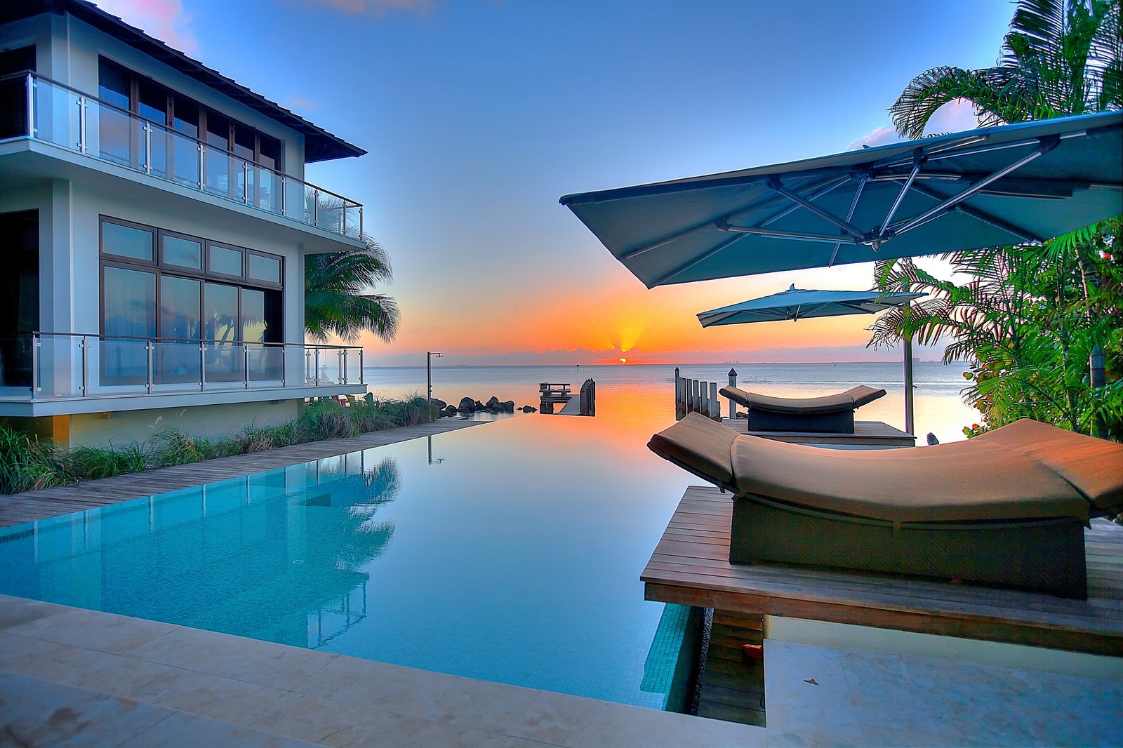 Photo 6 of 11 in Coastal Contemporary: 10 Modern Seaside Homes - Dwell