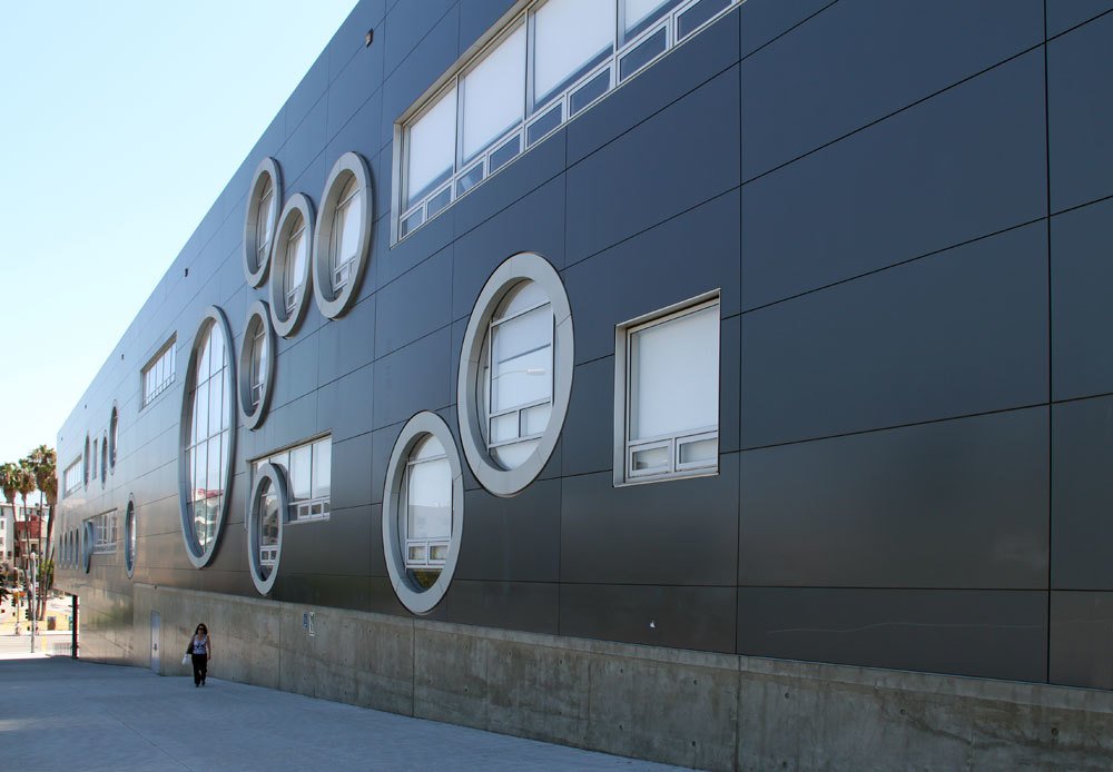 Photo 6 of 9 in 8 Outstanding Examples of Round Windows in Modern Homes ...