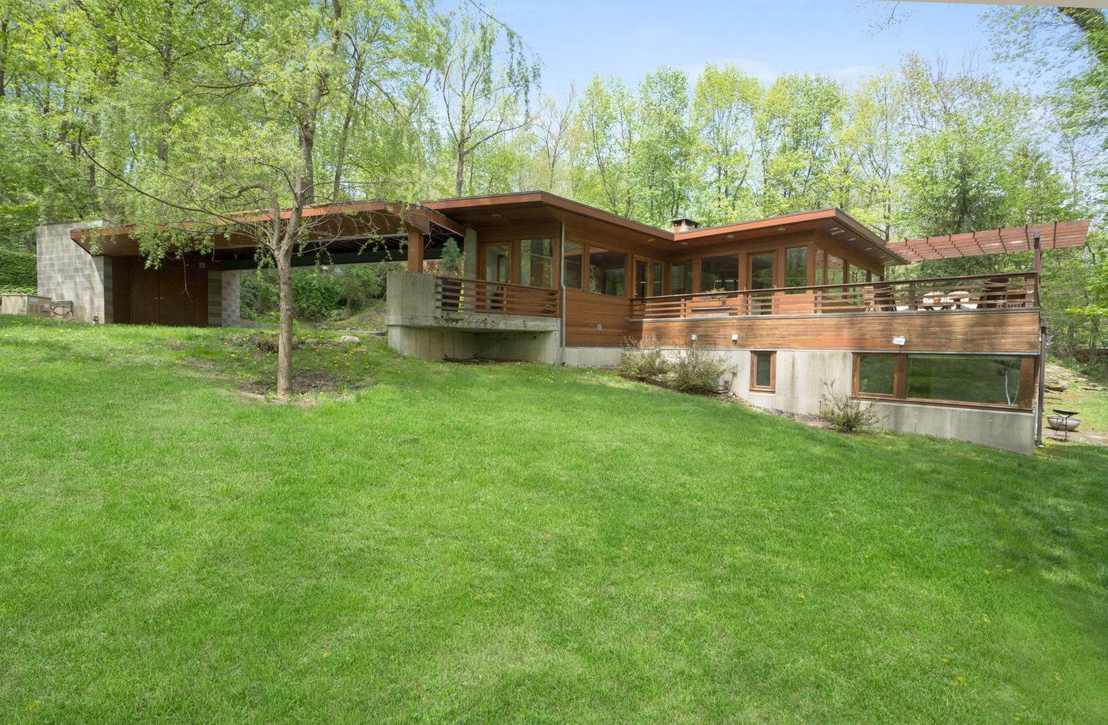 Photo 16 of 20 in A Sprawling Usonian Home Hits the Market at $1.45M ...