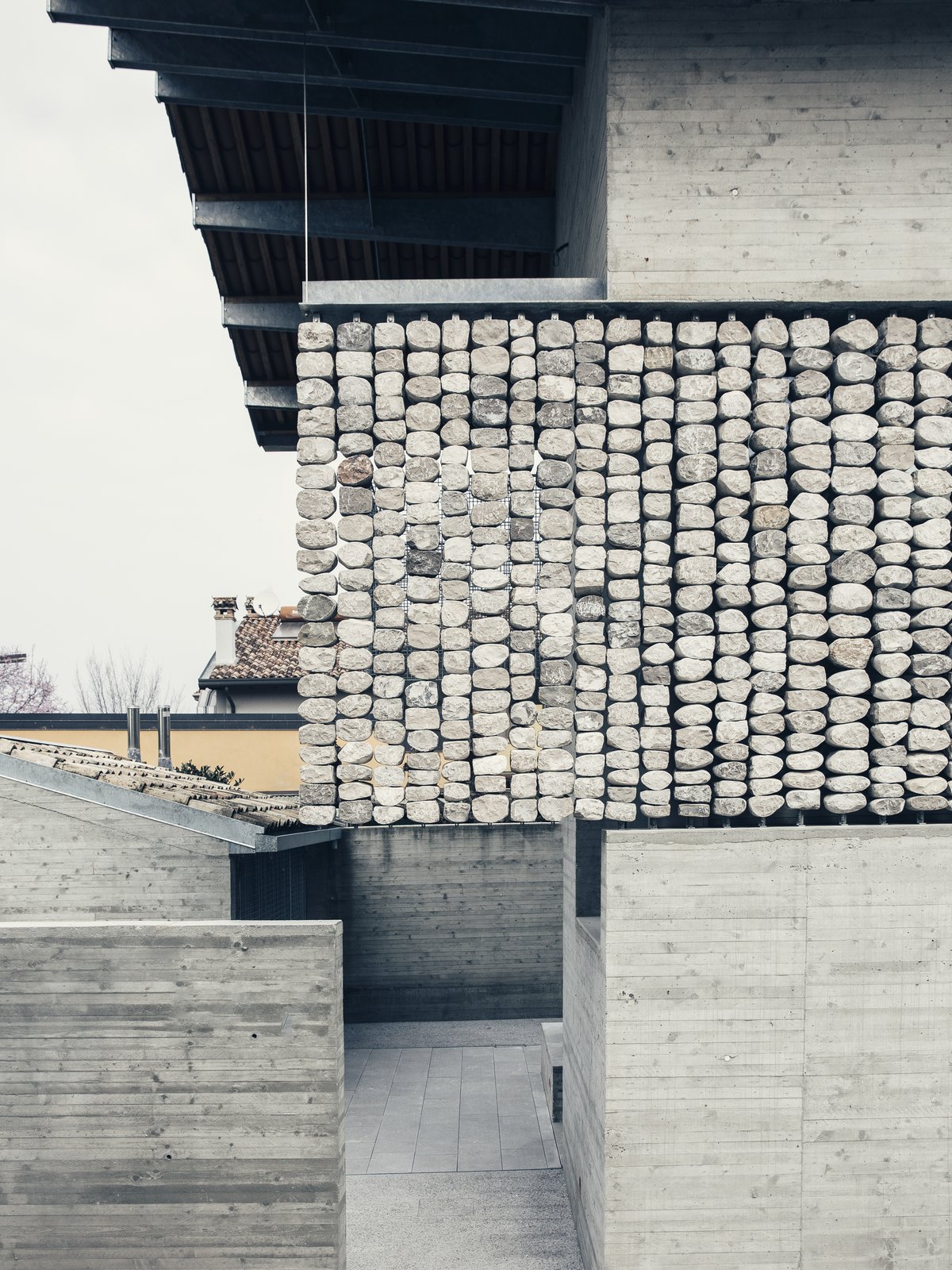 Photo 7 of 14 in A Home With Striking “Stone Curtains” Glows Like a ...