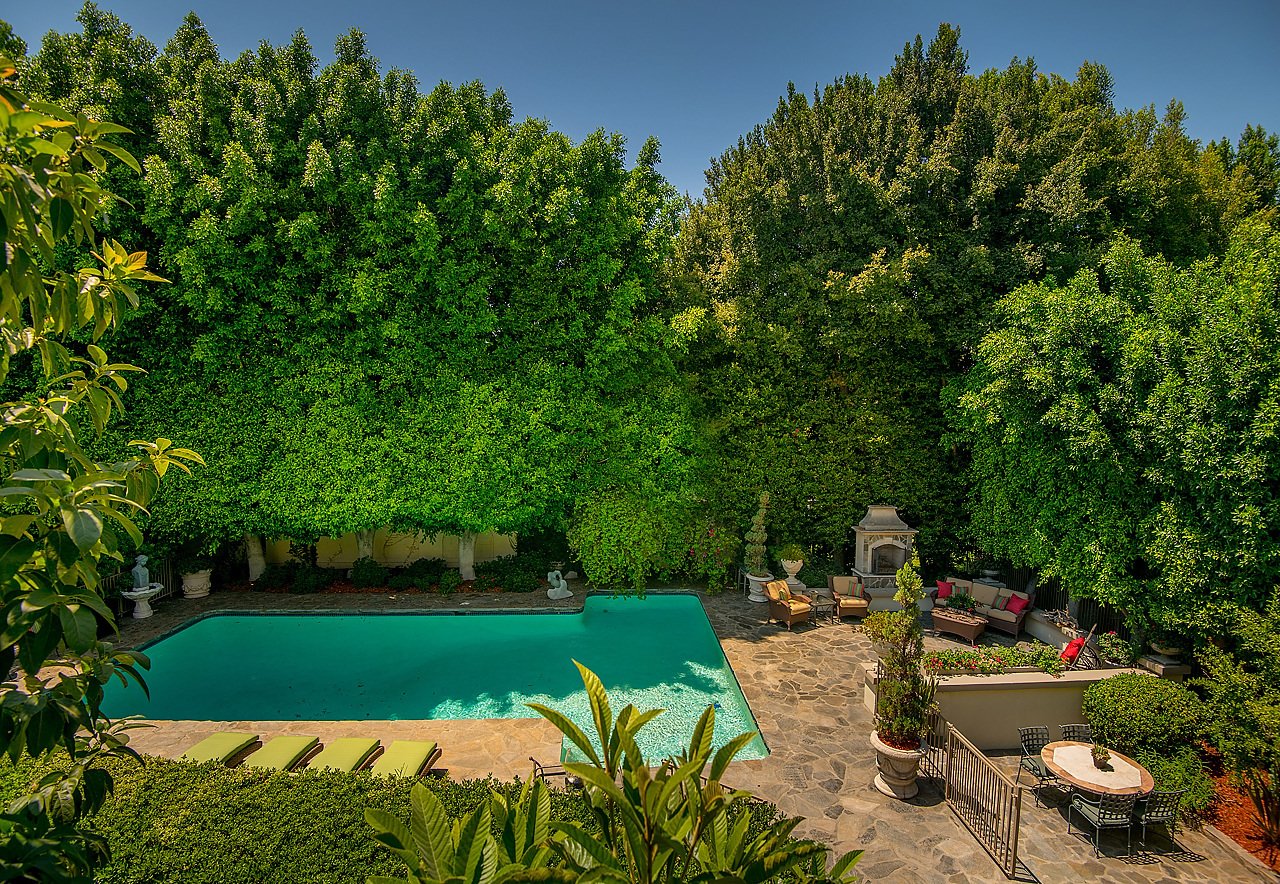 Photo 10 of 12 in Muhammad Ali’s Massive Hancock Park Mansion Hits the ...