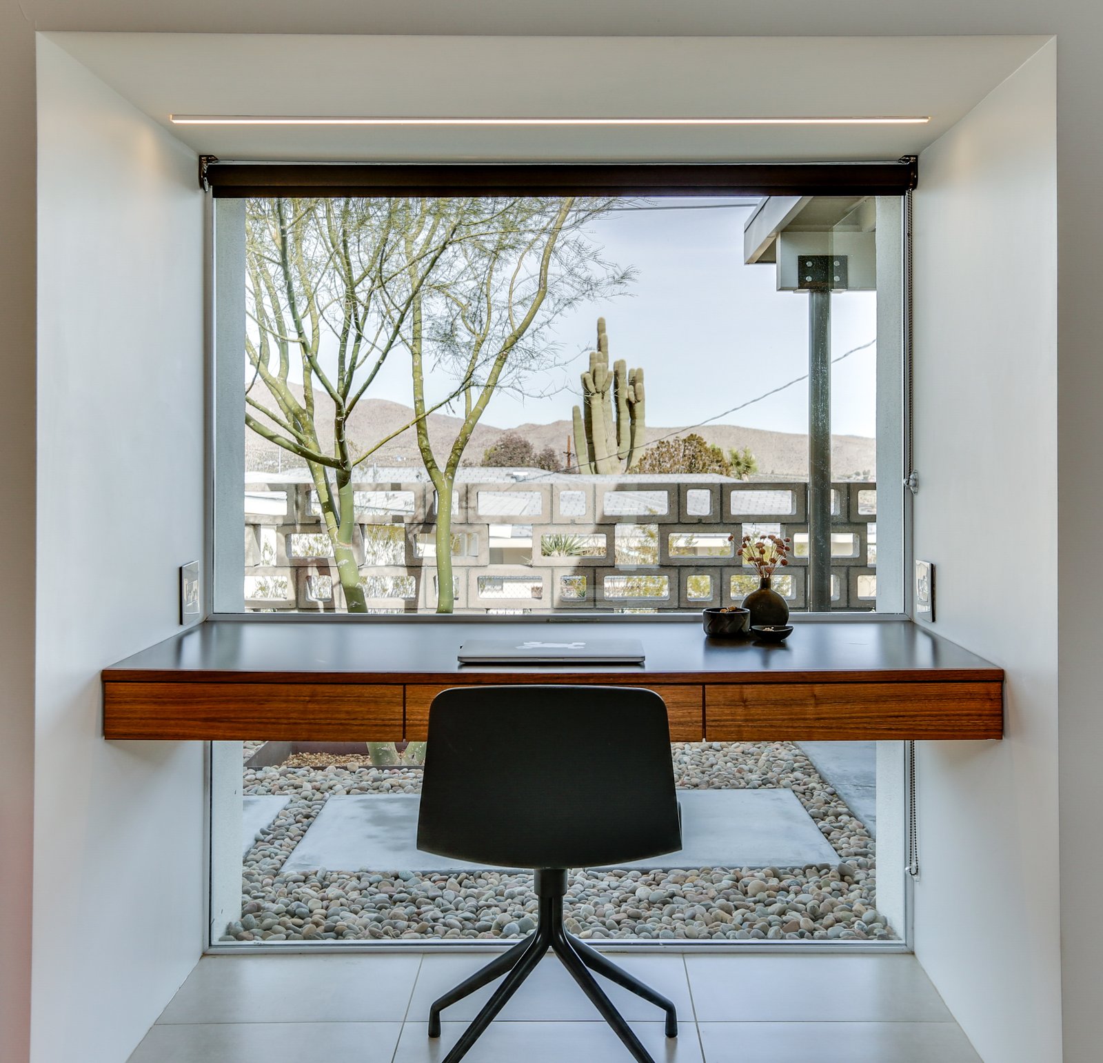 Photo 4 of 15 in Grab This Cozy, Updated Midcentury Getaway in Joshua ...