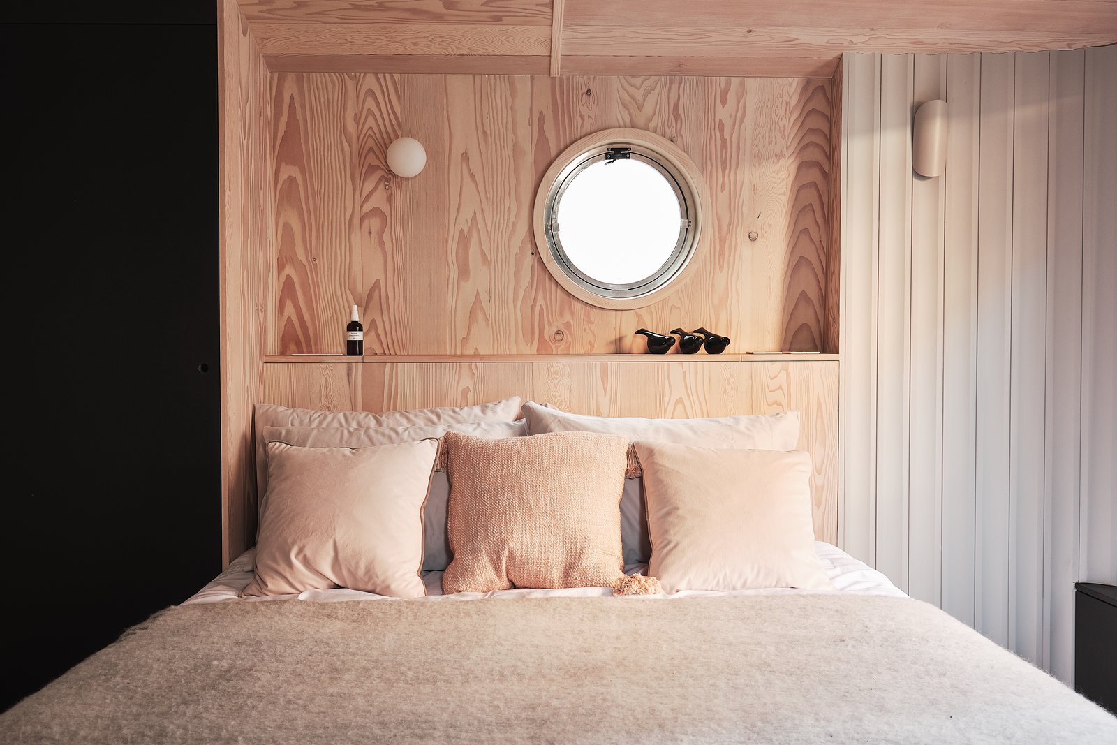 Photo 6 of 8 in This Gorgeous Houseboat in London Could Be Yours For ...