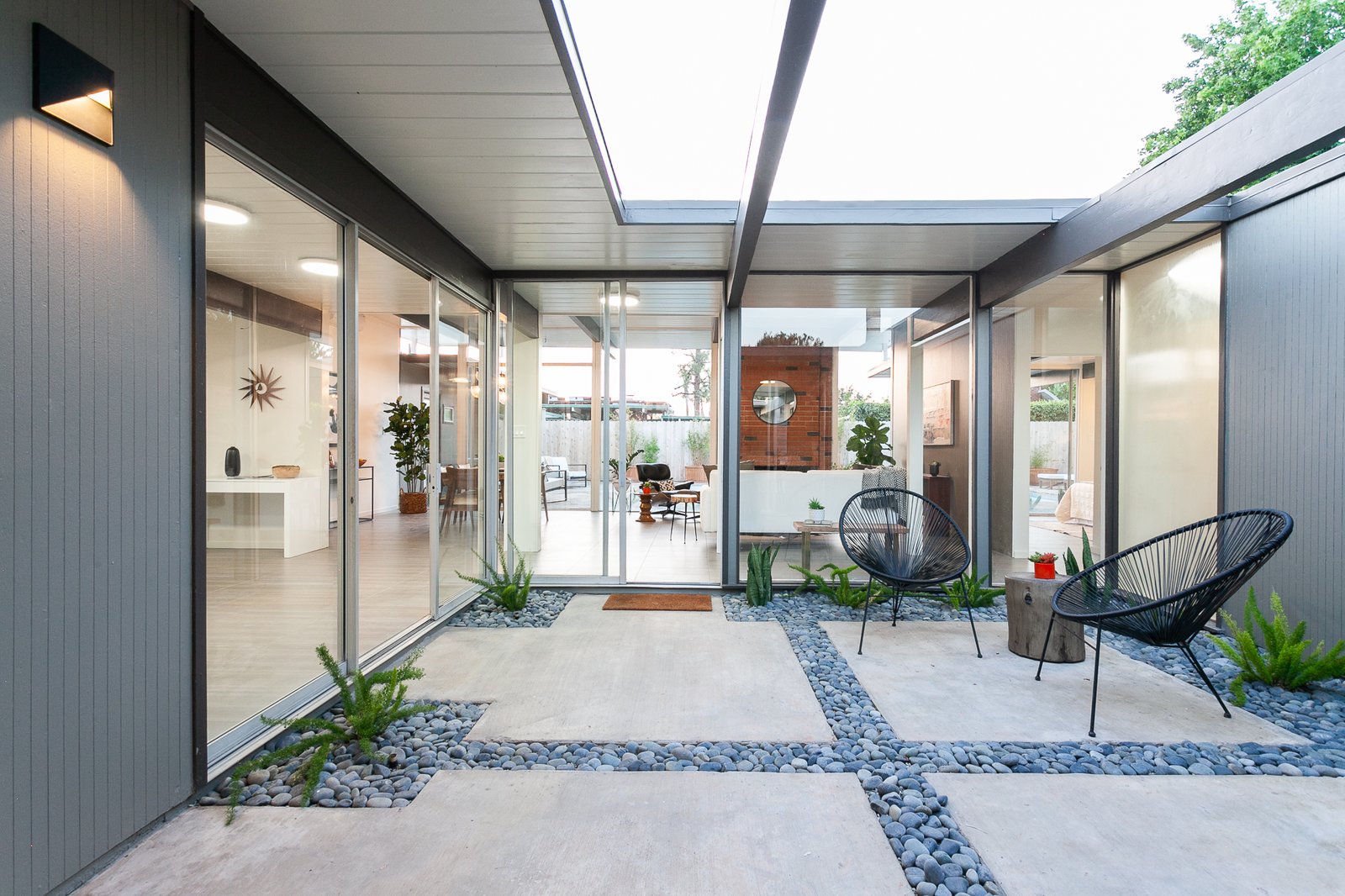 Photo 3 of 17 in A Spacious and Stylish Orange County Eichler With a ...