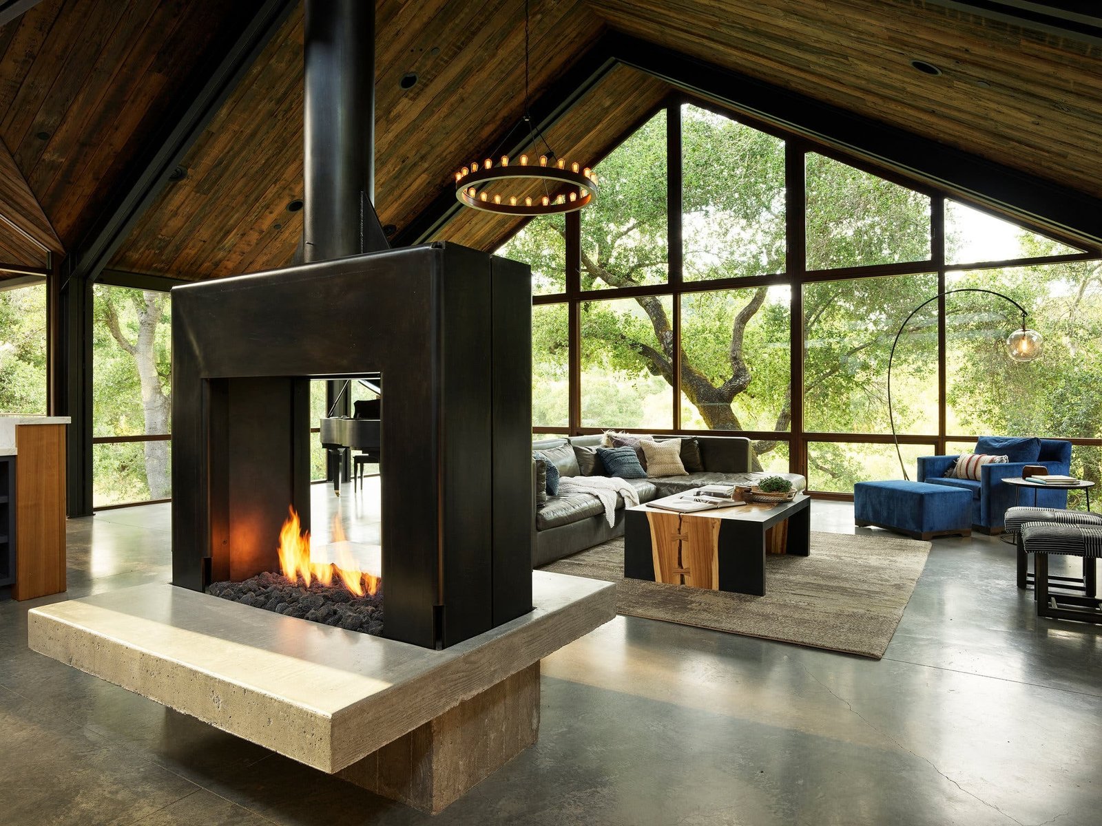 Photo 4 of 15 in This Breathtaking Ranch Home Was Constructed Without ...