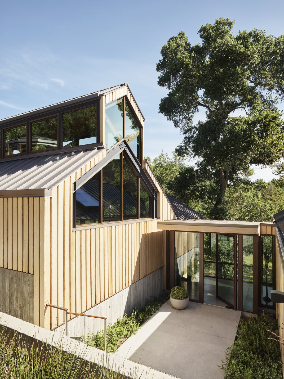 Photo 3 of 15 in This Breathtaking Ranch Home Was Constructed Without ...