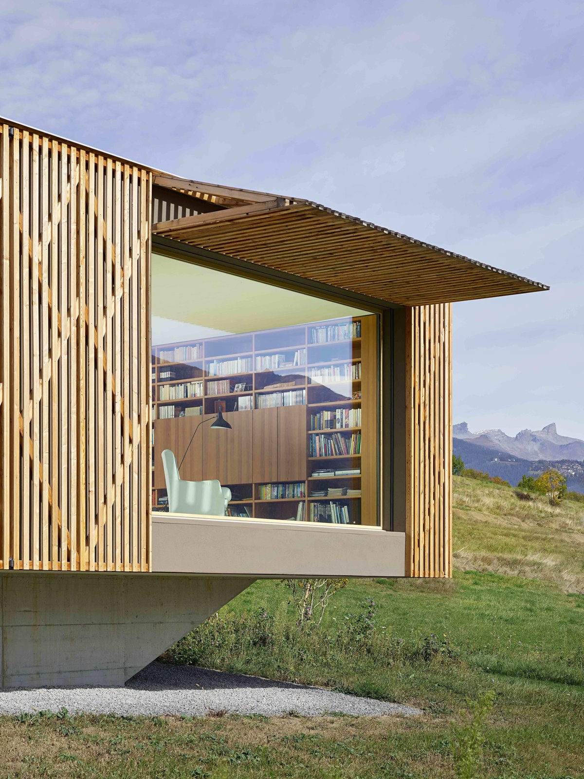 Photo 3 of 13 in A Green-Roofed Family Home Frames the Grandeur of the ...