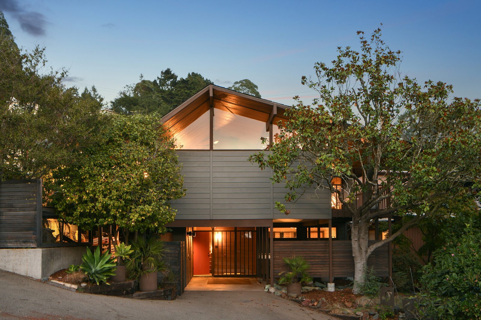 Photo 1 of 15 in A Spectacular Roger Lee Midcentury Hits the Market in ...