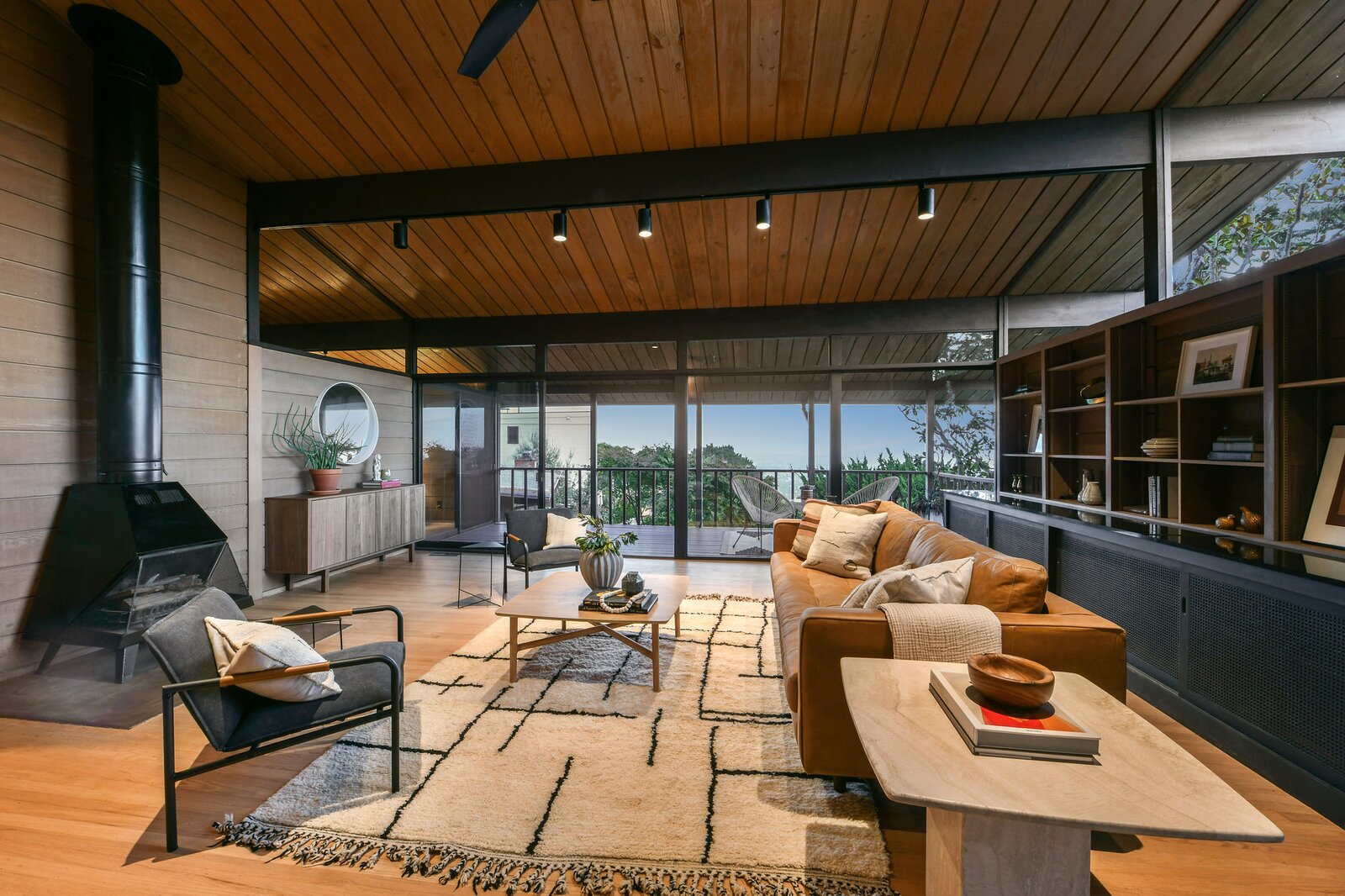 Photo 3 of 15 in A Spectacular Roger Lee Midcentury Hits the Market in ...