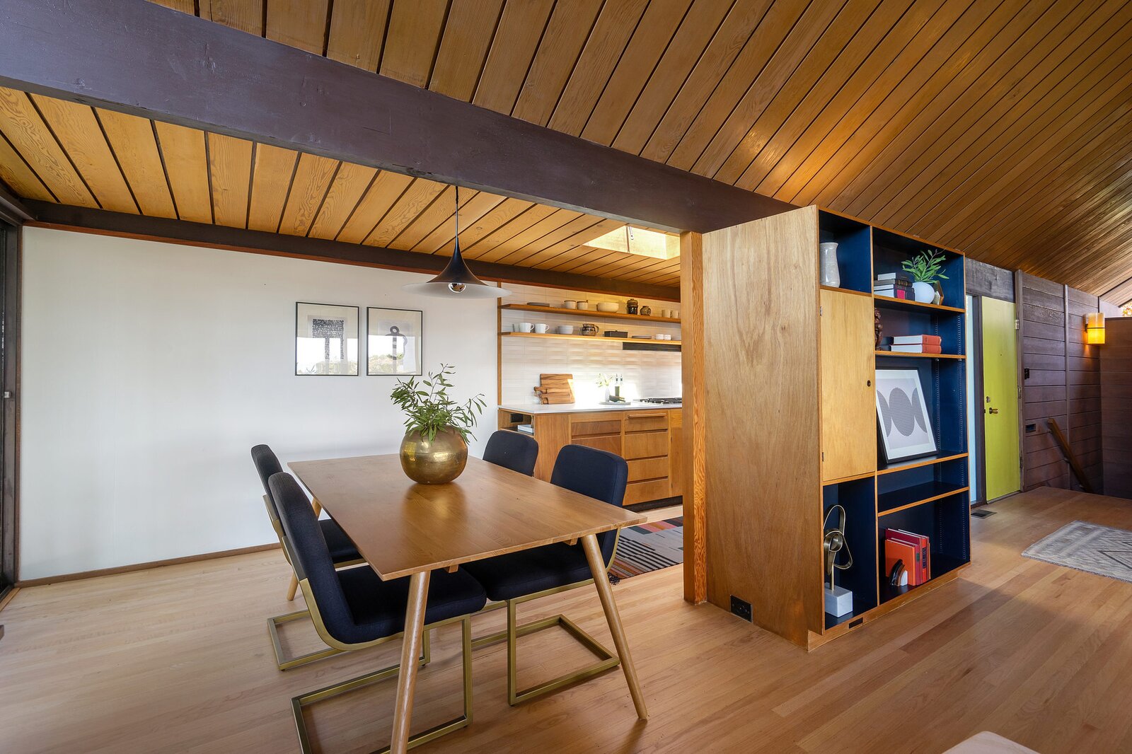 Photo 6 of 15 in A Spectacular Roger Lee Midcentury Hits the Market in ...