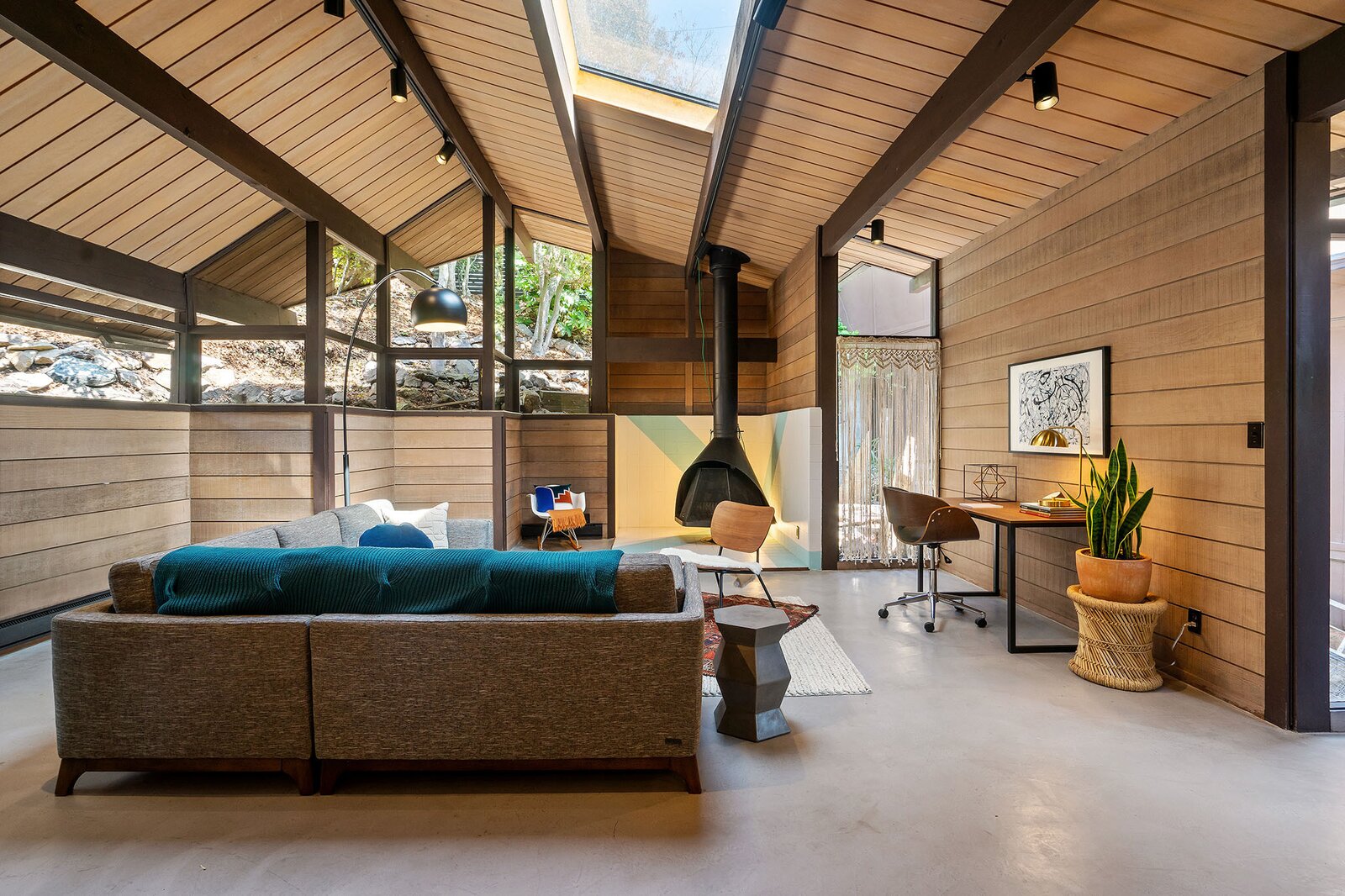 Photo 13 of 15 in A Spectacular Roger Lee Midcentury Hits the Market in ...