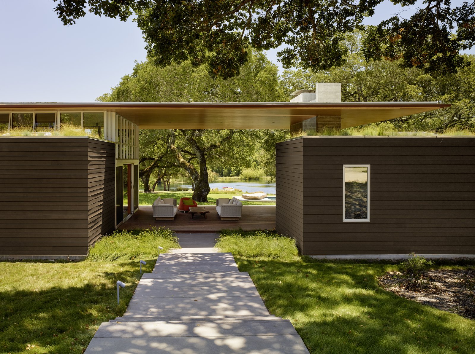 Photo 2 of 5 in Top 4 Homes of the Week That Welcome You With Sleek ...