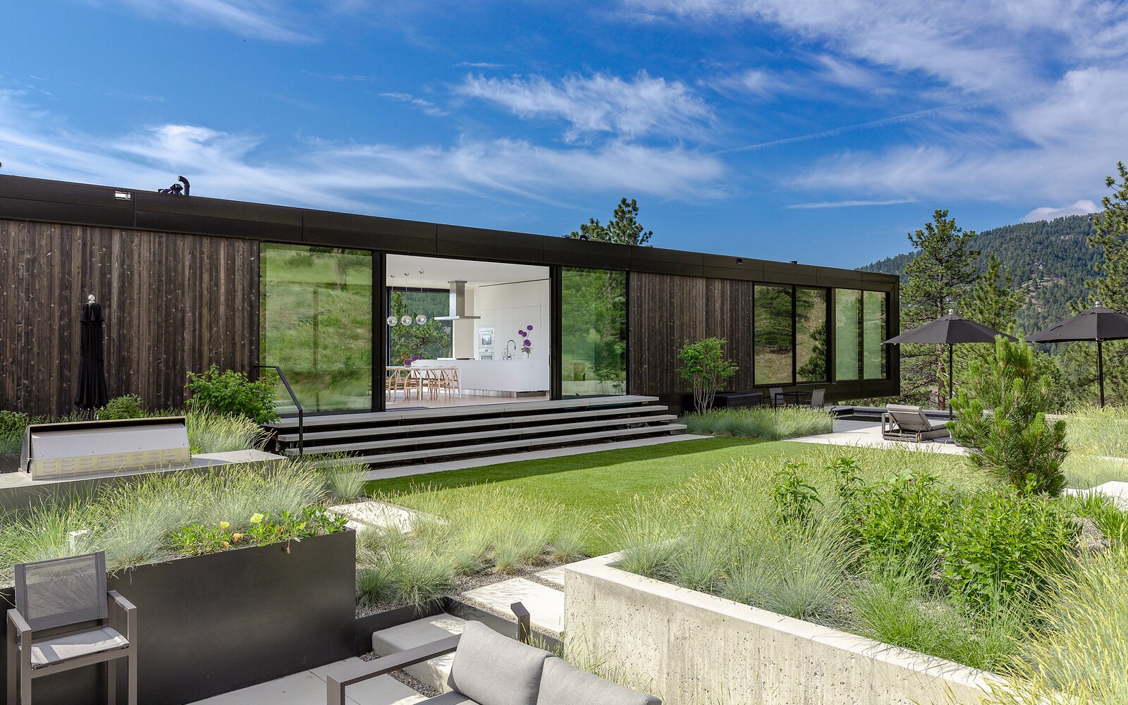 Photo 3 of 12 in Blur House by reSAWN TIMBER co. - Dwell