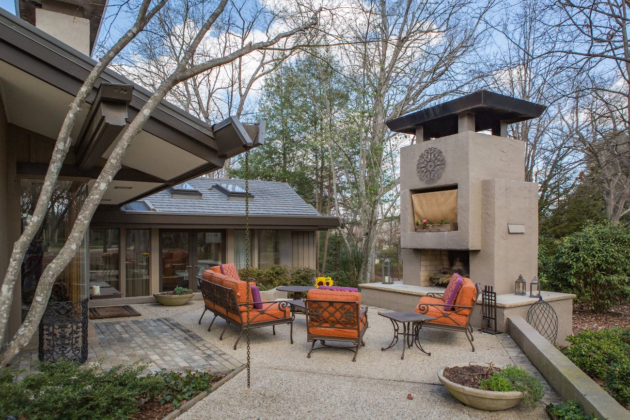 Photo 8 of 13 in Mid-century Modern Gathering Space by Kim Weiss - Dwell