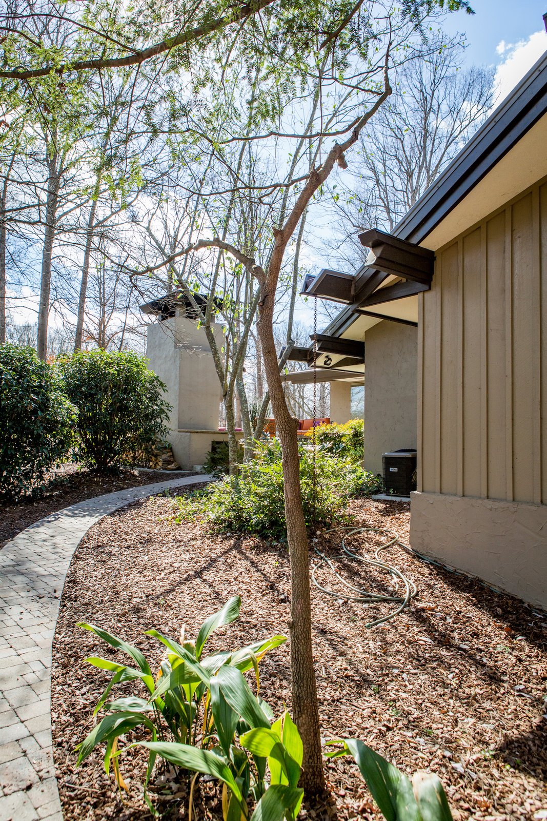 Photo 5 of 13 in Mid-century Modern Gathering Space by Kim Weiss - Dwell