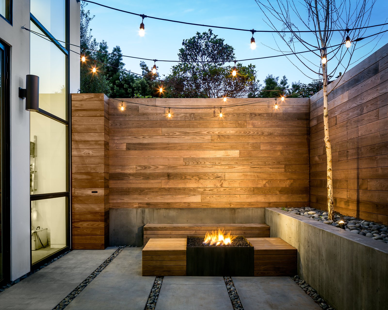 Photo 17 of 19 in 18 Modern Fireplaces and Fire Pits to Inspire Outdoor ...