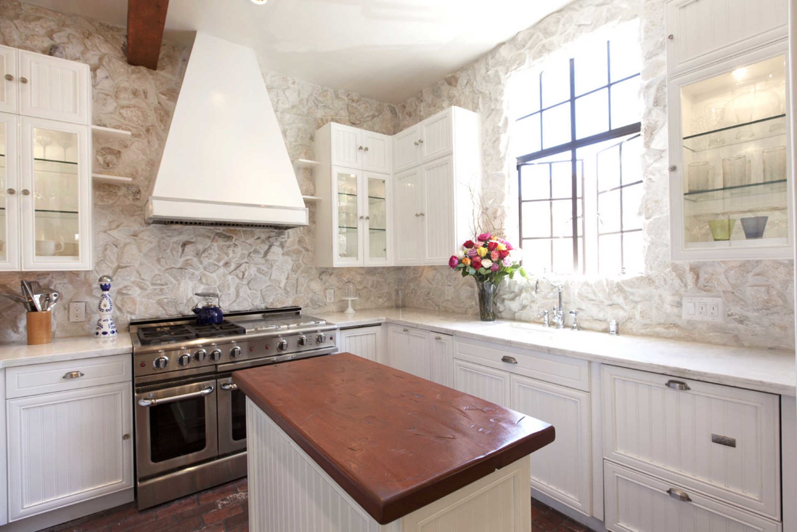 Photo 6 of 13 in A Charming 1920s Spanish in West Hollywood's Storied ...