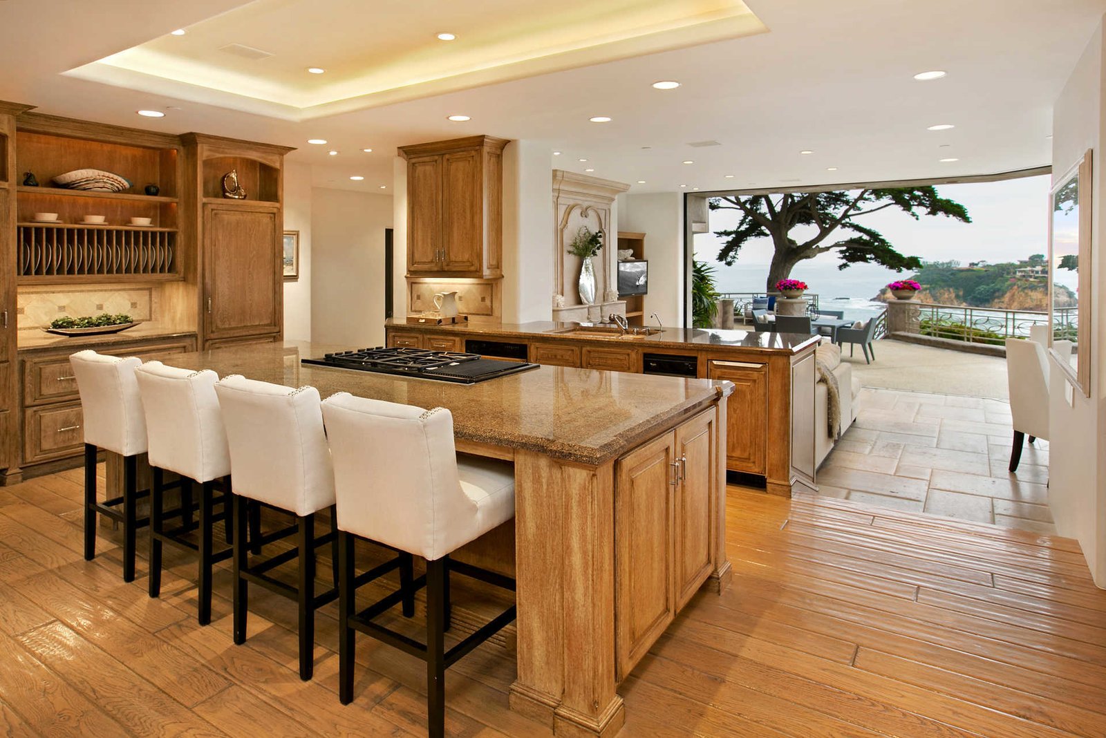 Photo 5 of 7 in Unbridled Sophistication and Sweeping Ocean Vistas in ...