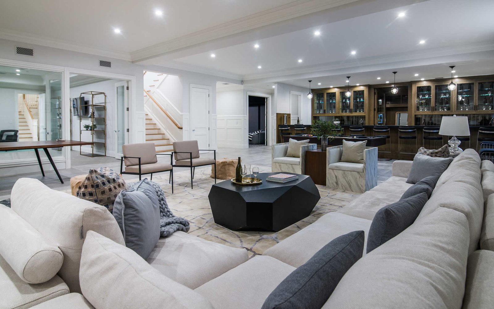 Photo 8 of 10 in Traditional East Coast Charm in Prestigious Brentwood ...