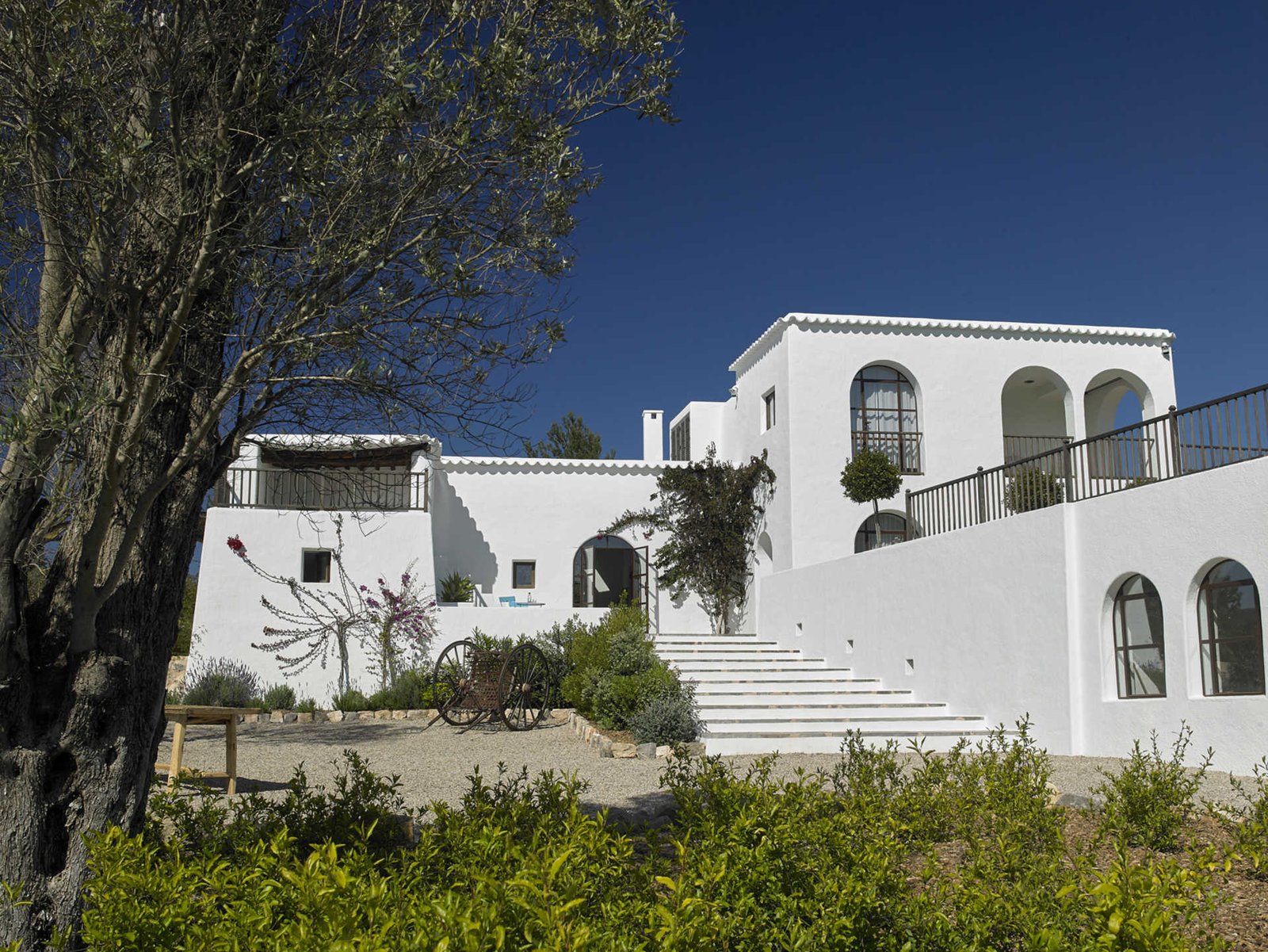 Find Your Paradise at This Reimagined, Ocean-View Farmhouse in Ibiza (8 ...