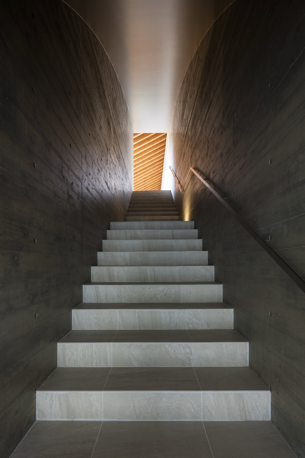 Photo 16 of 17 in WATER GLASS VILLA / fuji-sakura-plateau by Yas. Maeda ...