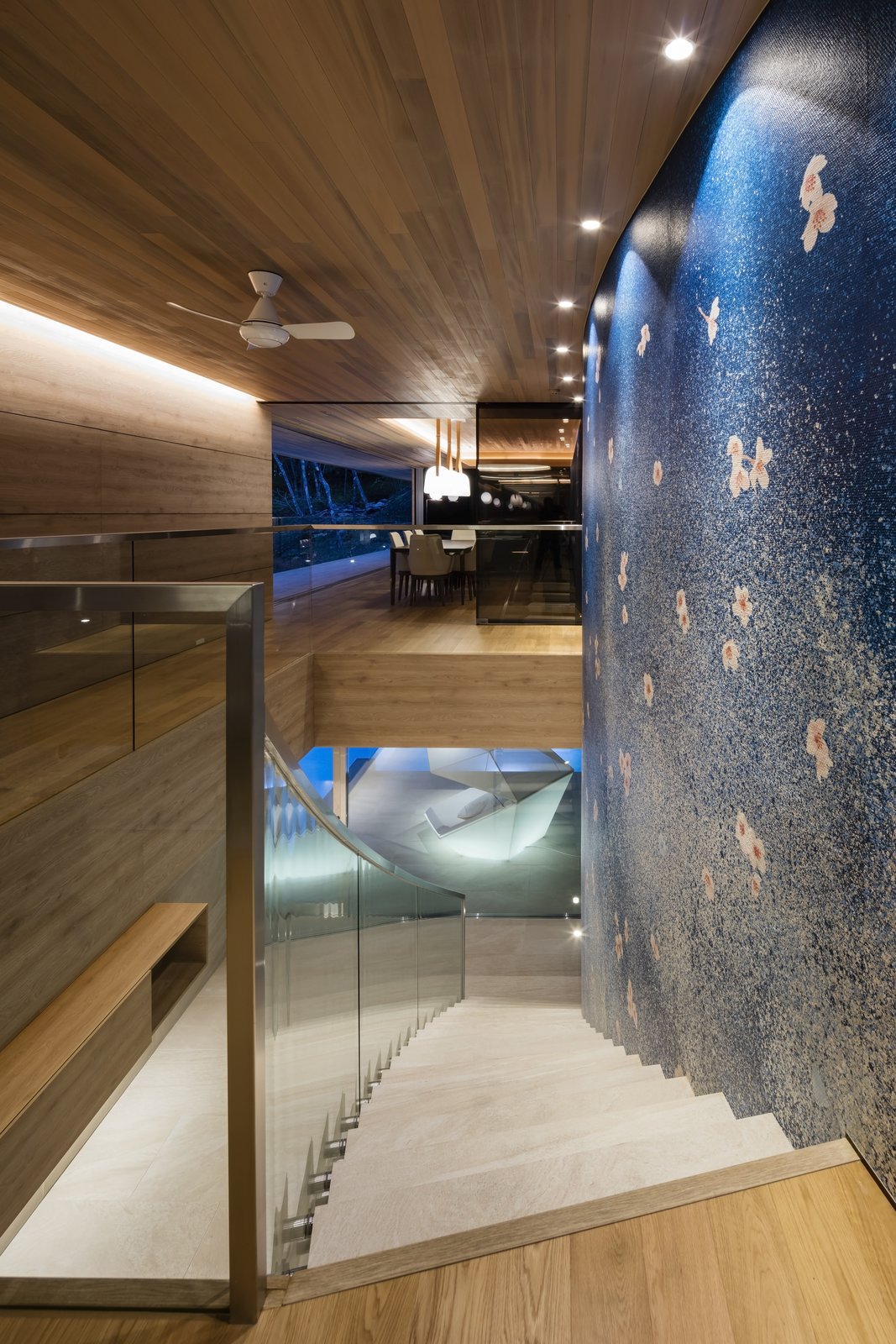 Photo 10 of 17 in WATER GLASS VILLA / fuji-sakura-plateau by Yas. Maeda ...